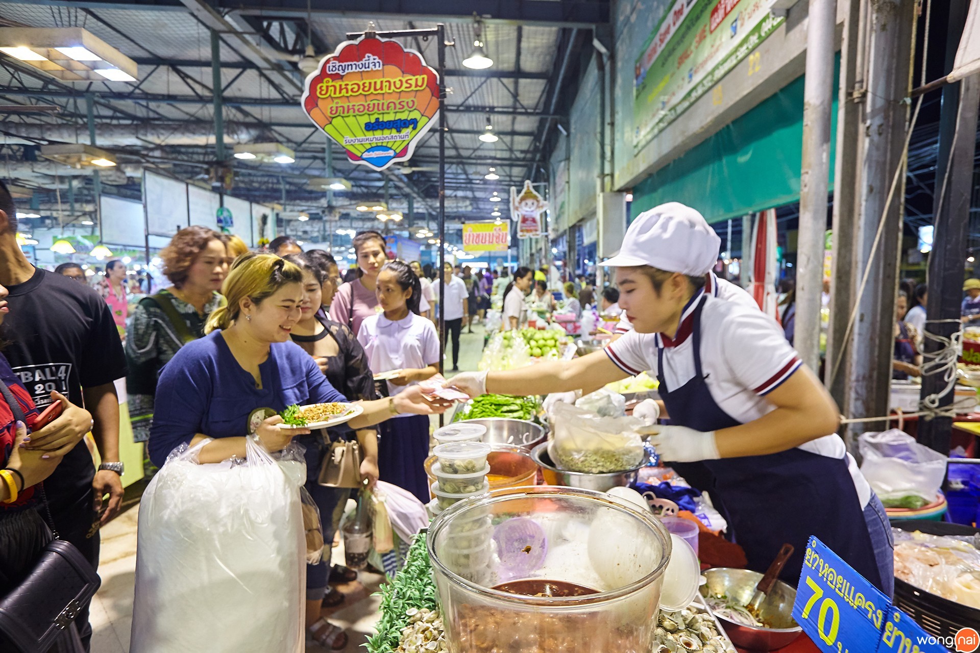 แม่ค้ายำหอย พูดเพราะ ตลาดเซฟวัน โคราช คนแห่ยืนรอซื้อเพียบ!