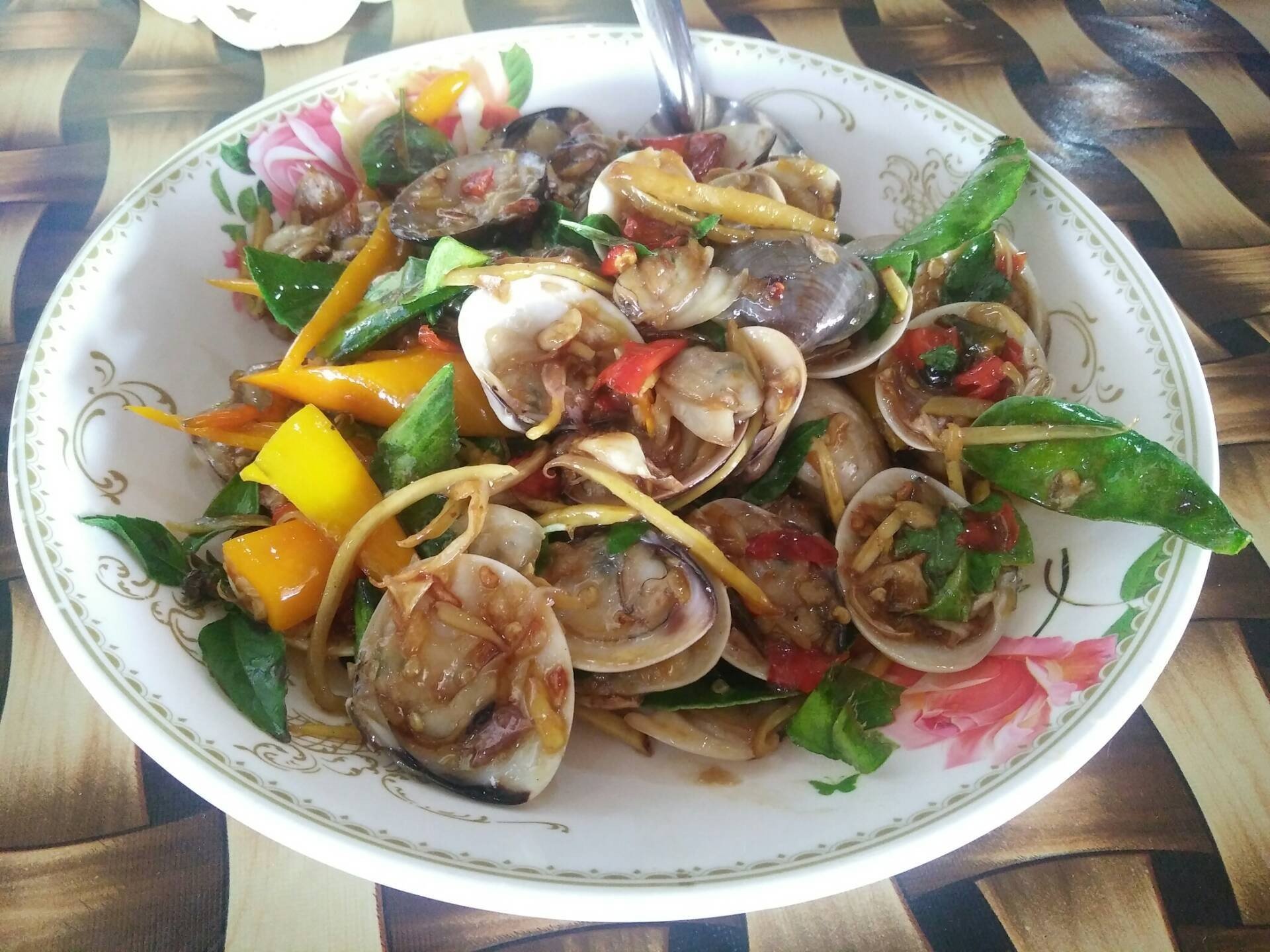 หอยตลับผัดพริกเผา ร้าน คุณแอ๊วอาหารทะเลสด - Wongnai