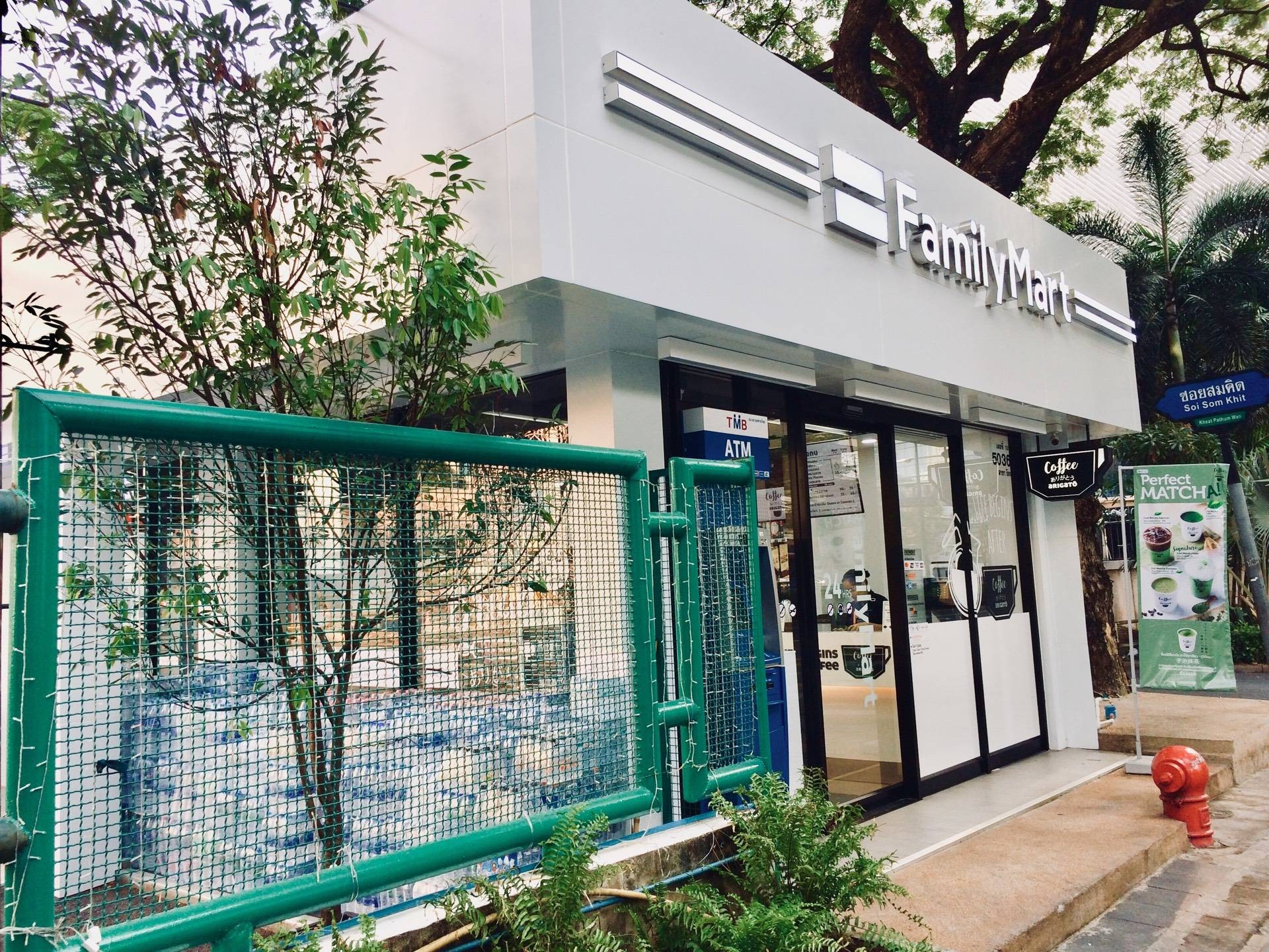 รีวิว Fami Cafe Chidlom - สงครามกาแฟของร้านสะดวกซื้อหาดื่มง่าย รูปแบบ ...