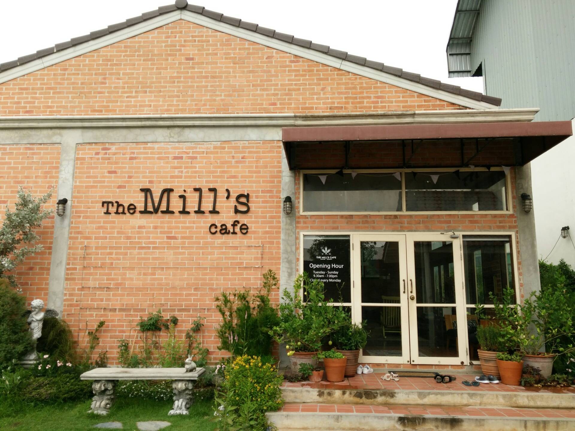 รีวิว The Mill's cafe - บรรยากาศดี โต๊ะสวย^^ - Wongnai
