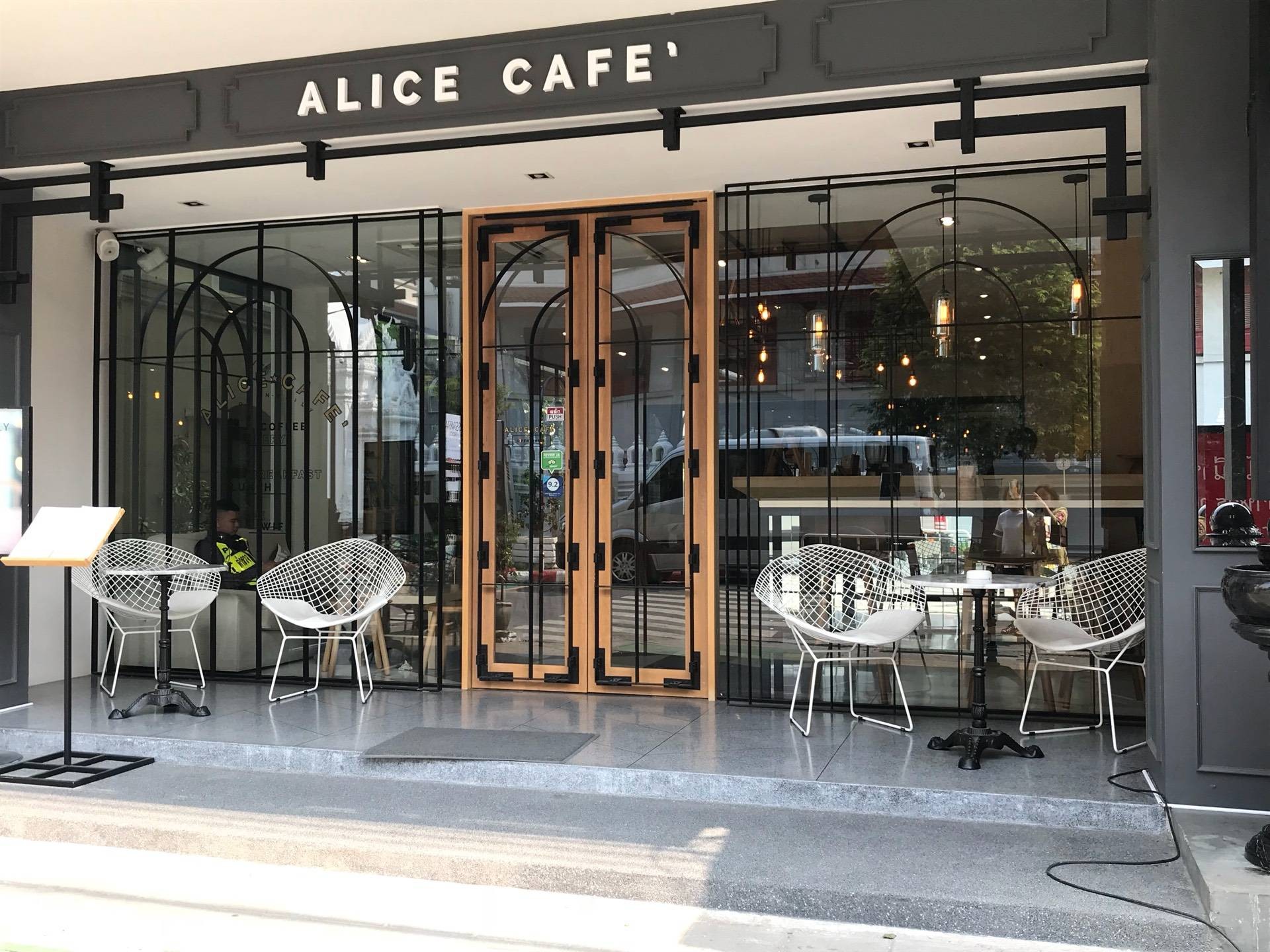 รีวิว ALICE CAFE BKK พระนคร - ประตูบานสวยกับพื้นที่สงบในย่าน old town