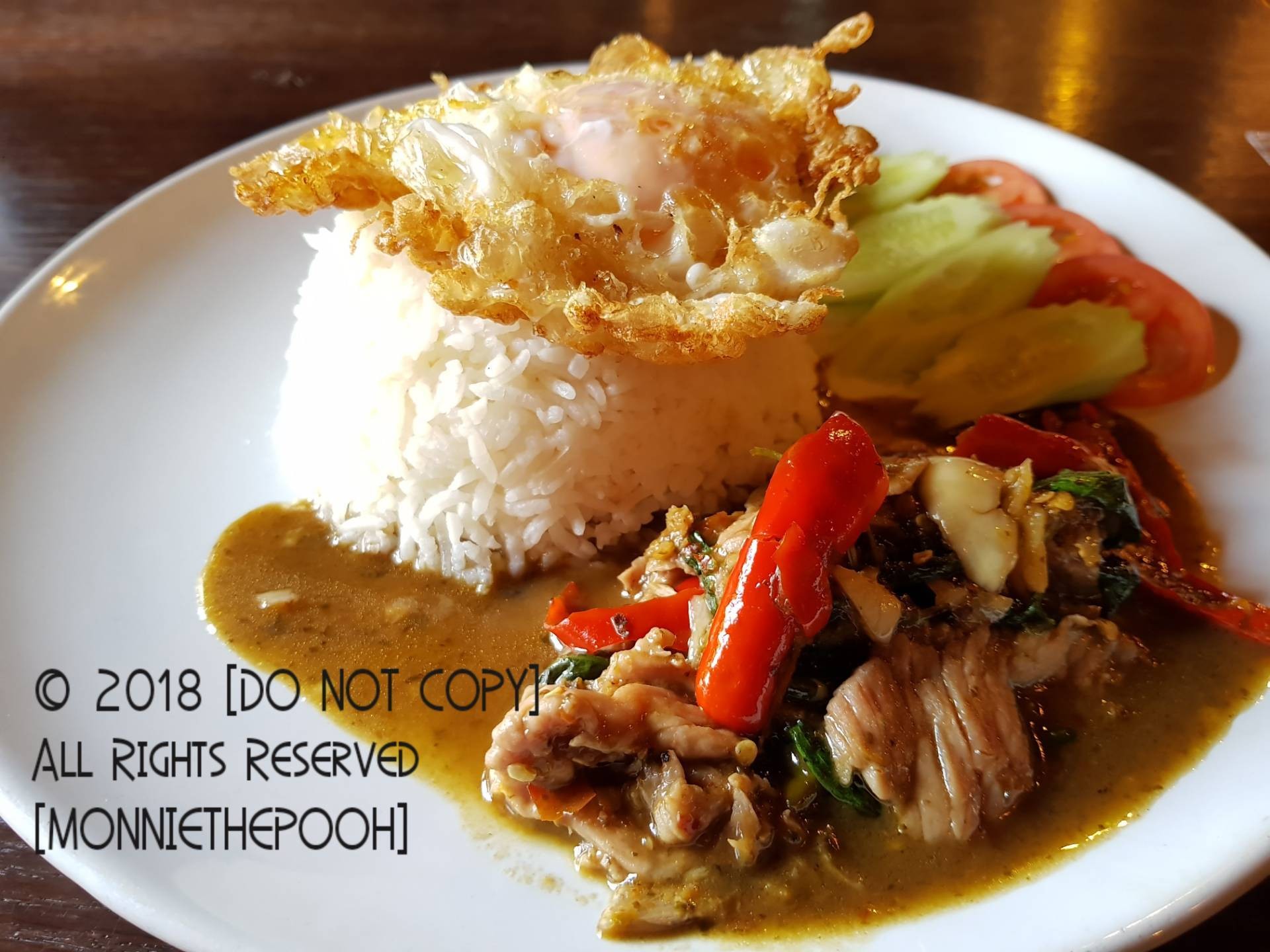 ข้าวกะเพราเนื้อโพนยางคำ+ไข่ดาว • ดูดีน่าหม่ำ ร้าน Uncle Pui Hobbit ...
