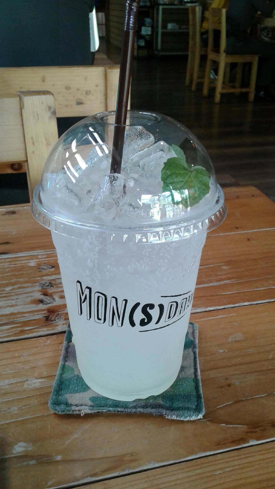 รีวิว Mon(s)day Coffee Pool More - นั่งชิว ฟังเพลง เพลินๆ