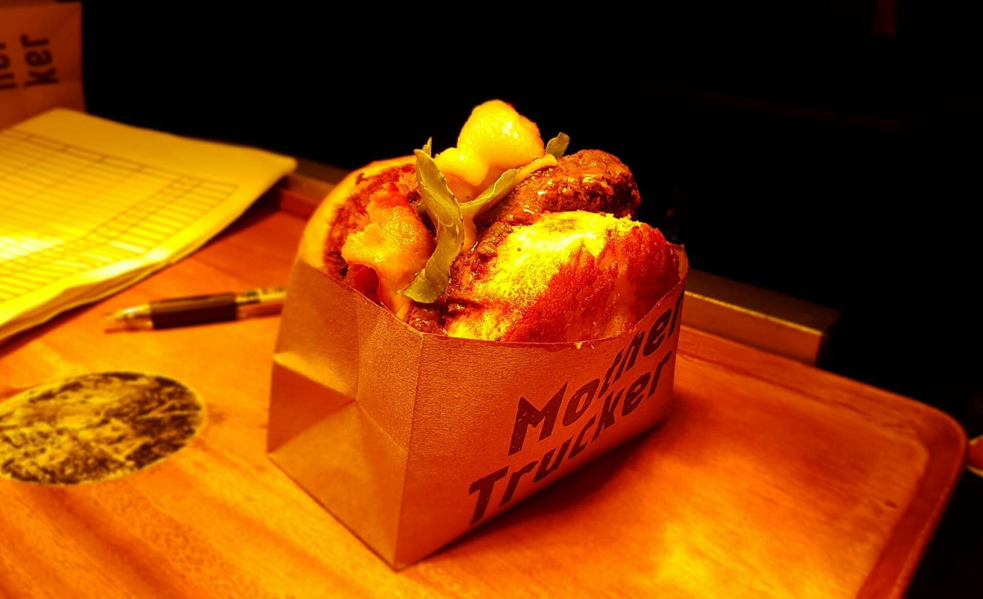 [รีวิว] ร้าน Mother Trucker Burger | เมนูแนะนำ รูปภาพ ราคา