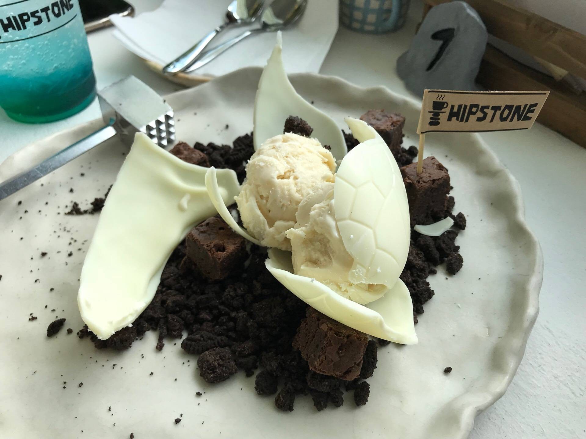 รีวิว Hipstone Cafe - คาเฟ่ขนมหวาน สไตล์ยุคหิน