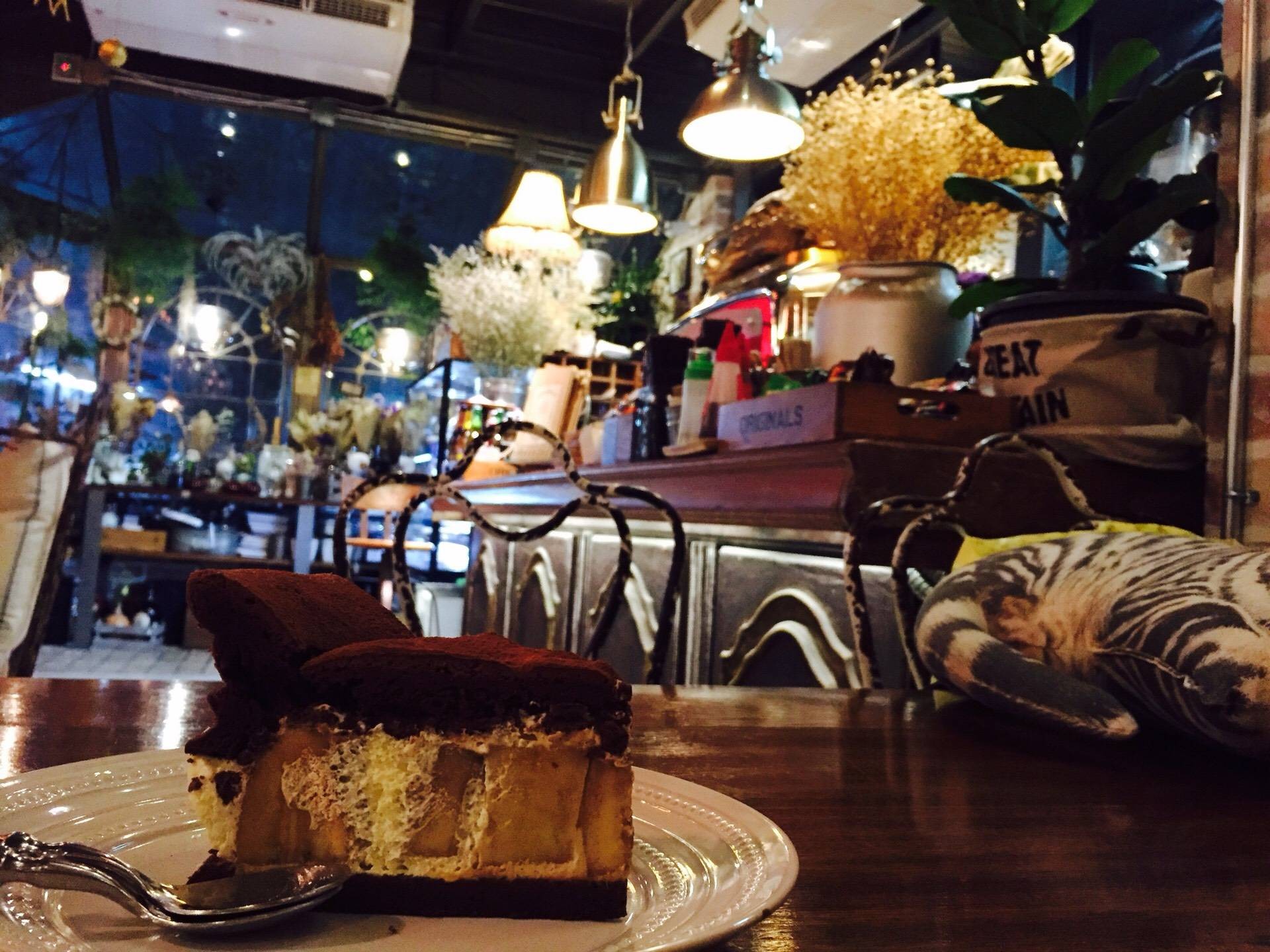 รีวิว B-story Cafe' - A great place for the night coffee.