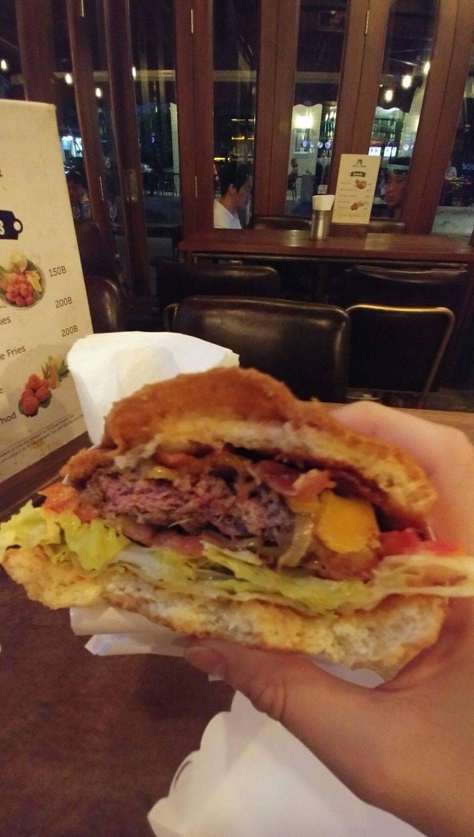 รีวิว DANIEL THAIGER สีลมซอย 8 ถนนสีลม - Great burger.one of the best burger place in Bangkok.