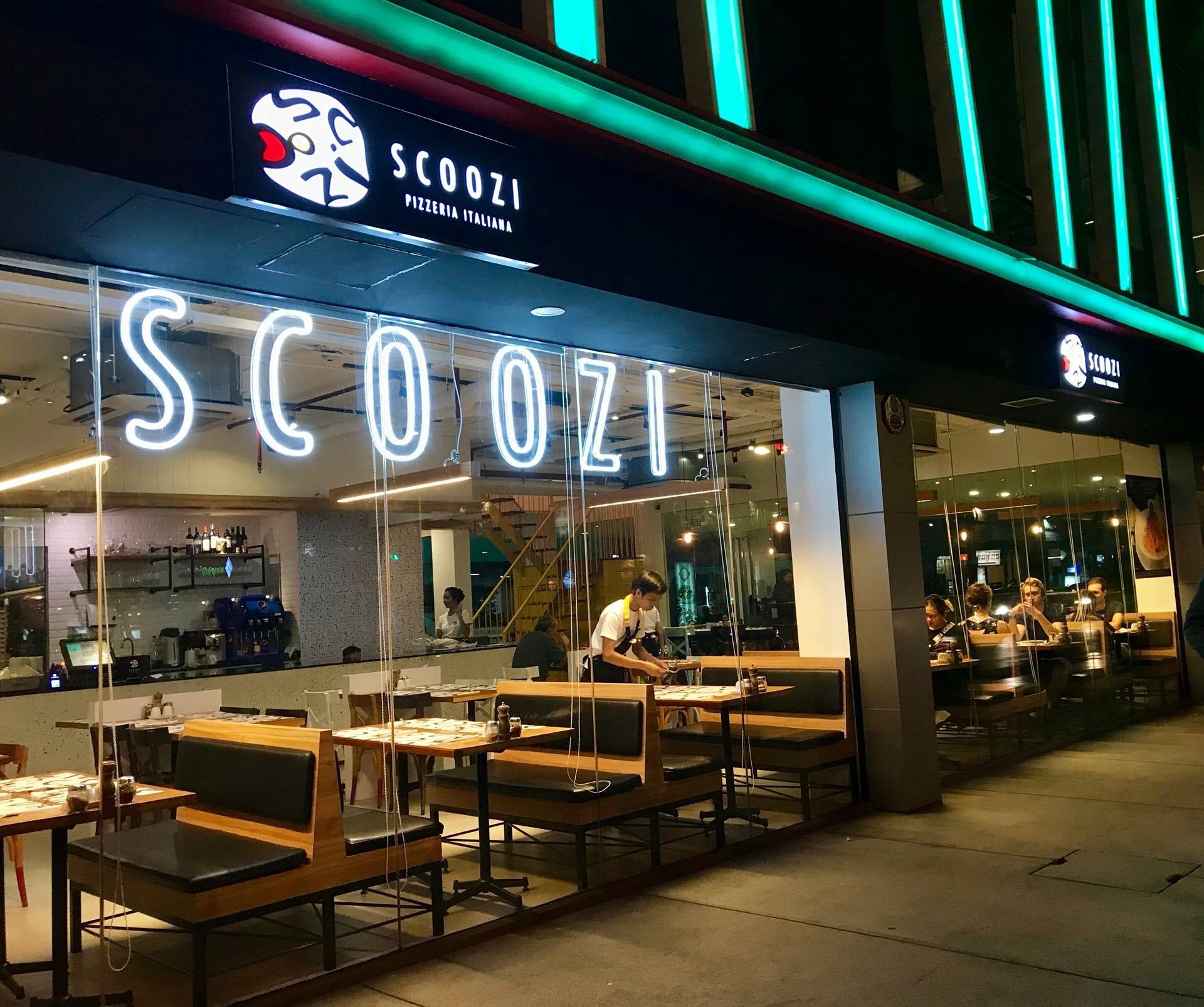 รีวิว Scoozi Urban Pizza สาทร ซอย 10 - ก็เป็นสถานที่ที่ดี มองเห็นได้ง่าย ร้านสะดุดตาเลยแวะ