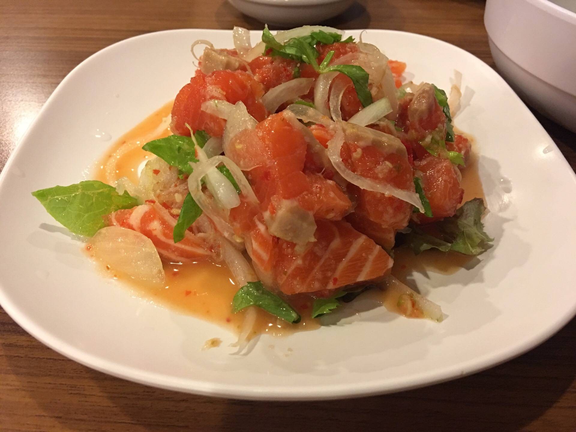 ยำปลาแซลม่อน ร้าน OSHINEI Japanese Restaurant อุบลราชธานี - Wongnai