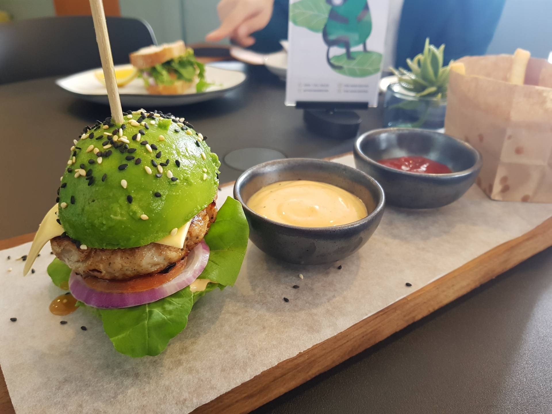 รีวิว The Hass Bistro สุขุมวิท 49 - อโวดาโดเต็มคำ ราคาสูงอยู่พอสมควร ...