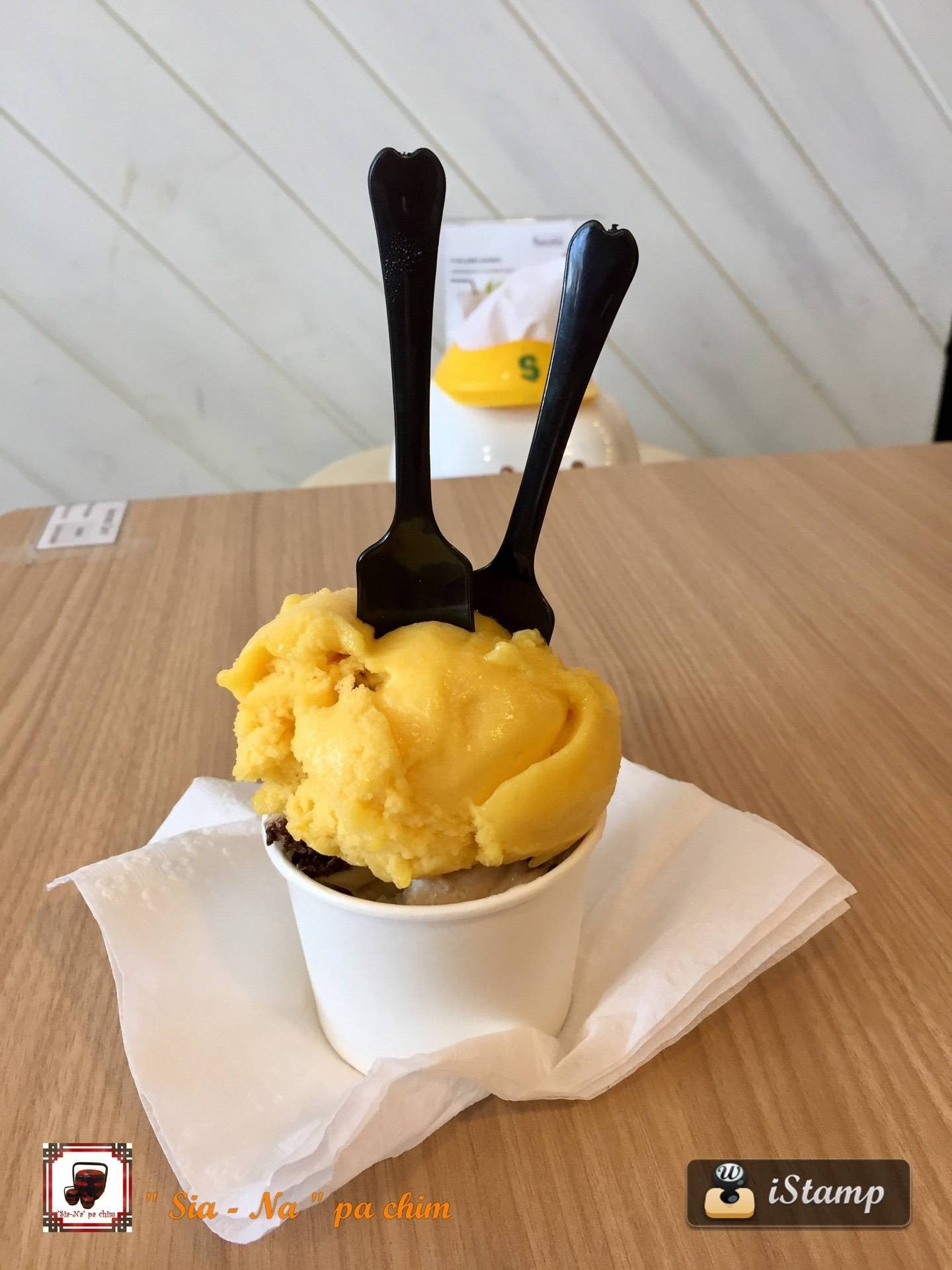 ไอศกรีมช็อกโกแลตกล้วยและเสาวรส • อร่อยทั้ง 2 รส ร้าน Nami Ice-cream ...