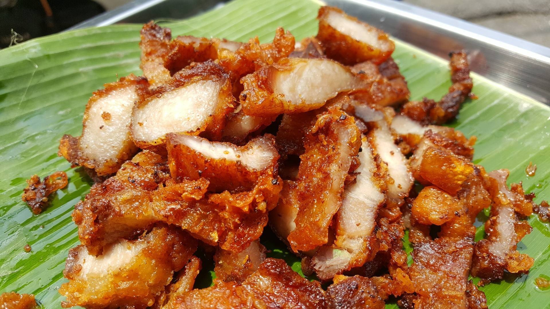 สามชั้นทอดกรอบ • หมูสามชั้นติดมัน หมักเครื่องเทศ พร้อมกับคลุกแป้งบางๆ ...