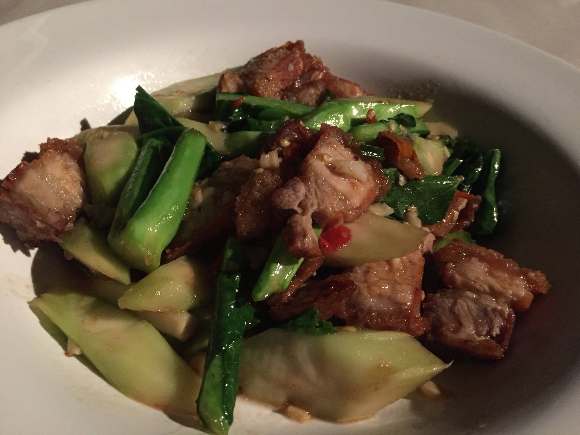 คะน้าหมูกรอบ ร้าน SORTREL’s Cottage - Wongnai