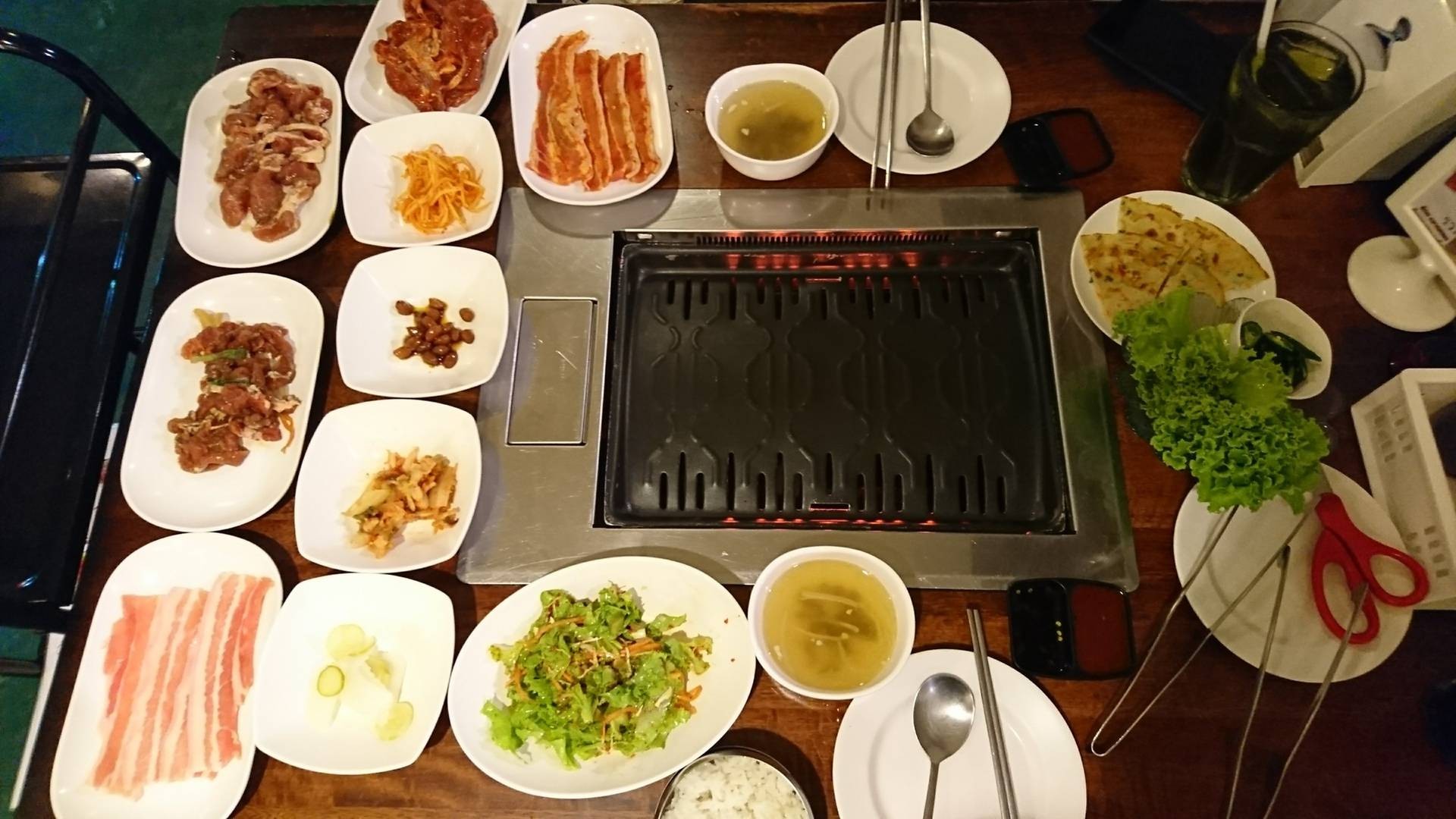 เครื่องเคียง หมู และเตา ร้าน Supia Korean BBQ