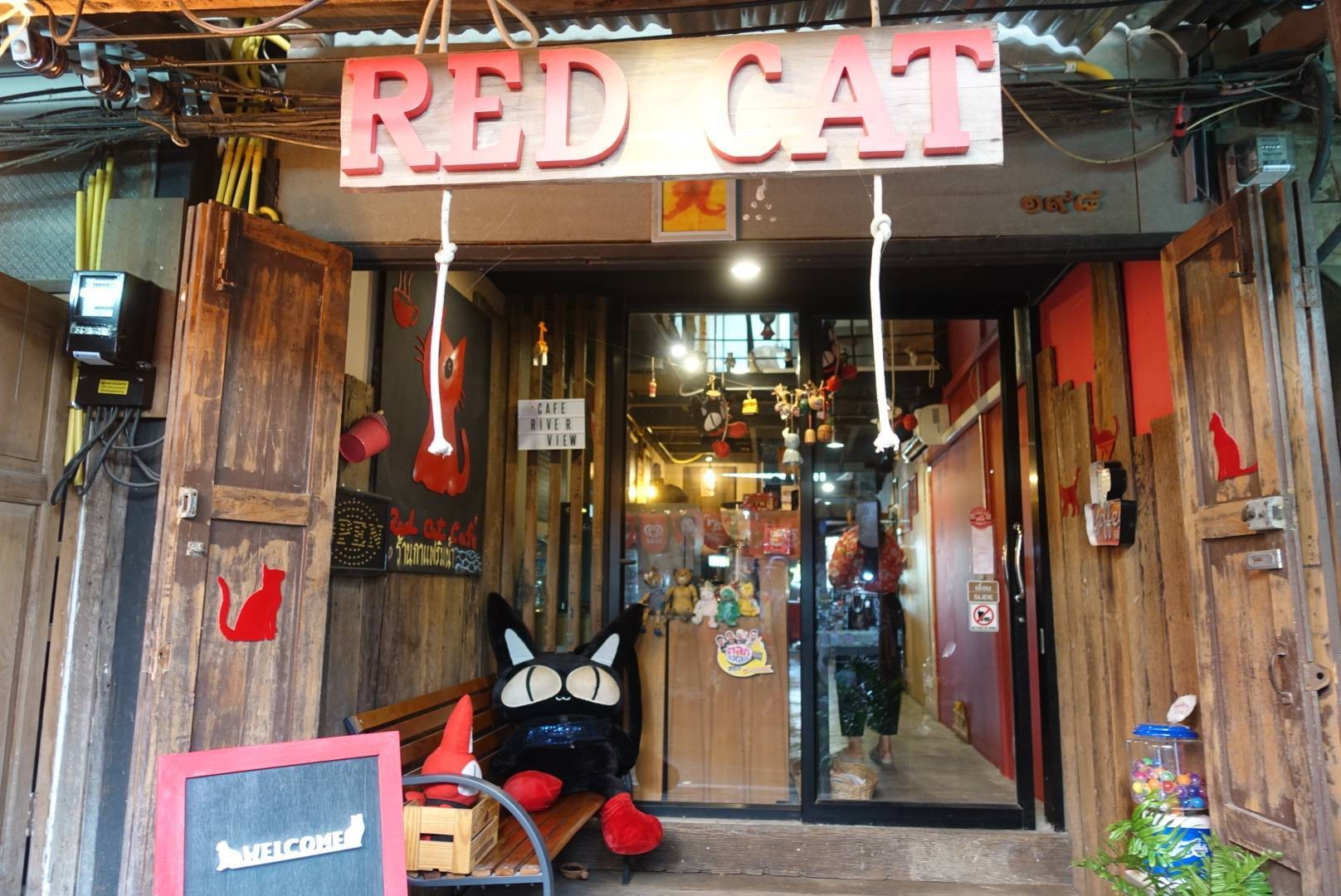 รีวิว Red Cat Cafe ฉะเชิงเทรา - ร้านกาแฟที่ติดแอร์ร้านเดียวในตลาด 100 ปี - Wongnai