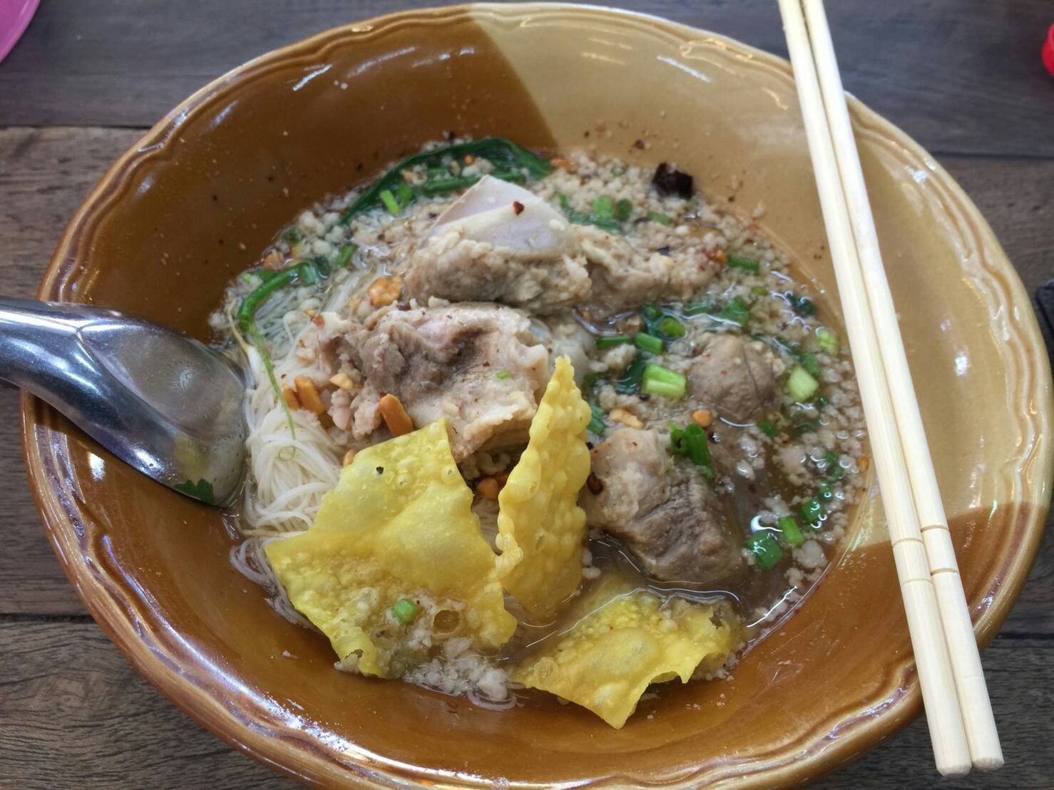 เส้นหมี่ต้มยำกระดูกอ่อน ร้าน ก๋วยเตี๋ยวหมูต้มยำตำลึงนายเอก สถานีรถไฟบางบอน