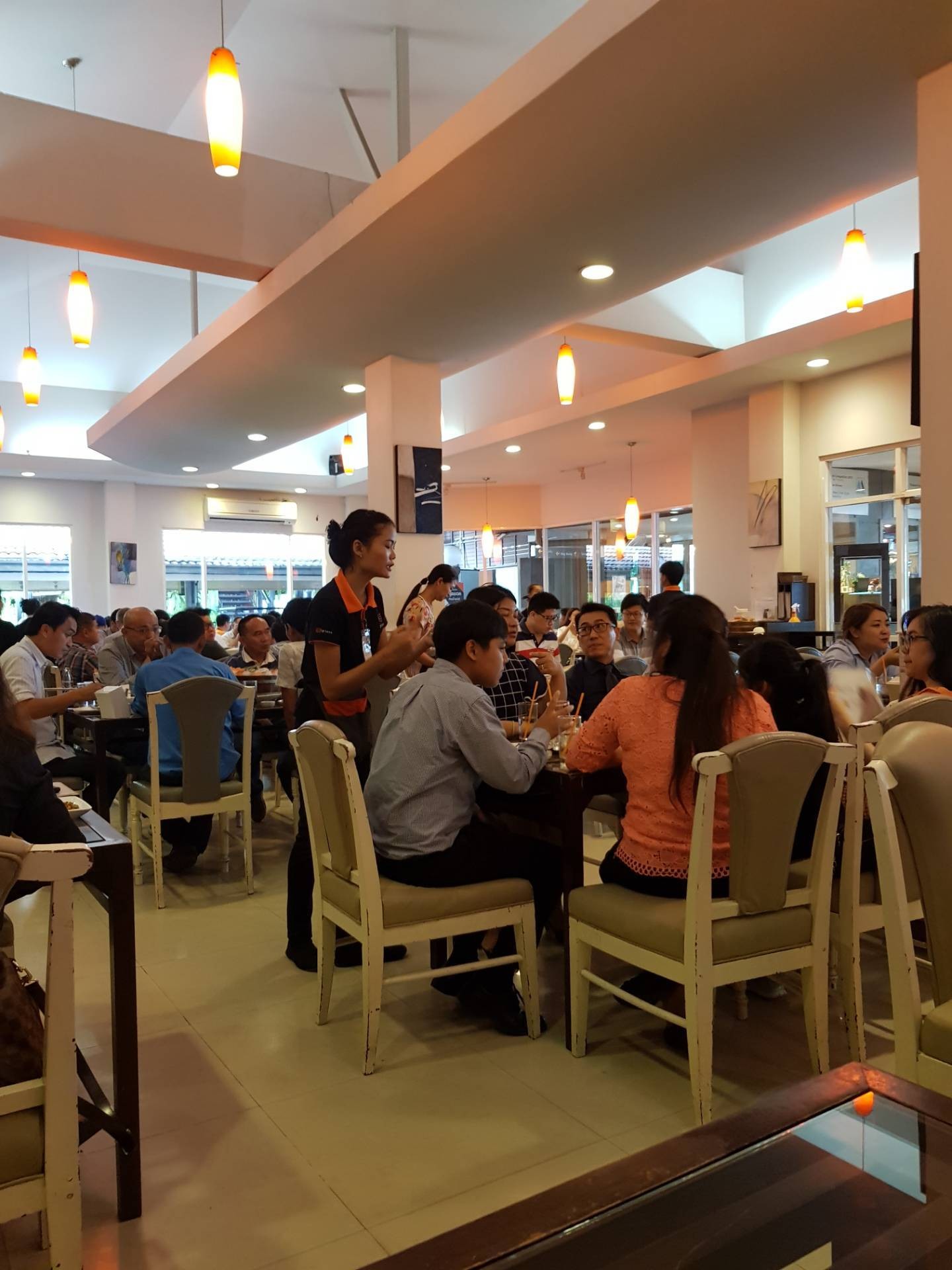 รีวิว Ploen Restaurant - ร้านอาหารทะเล โอ่โถง โล่งสบาย - Wongnai