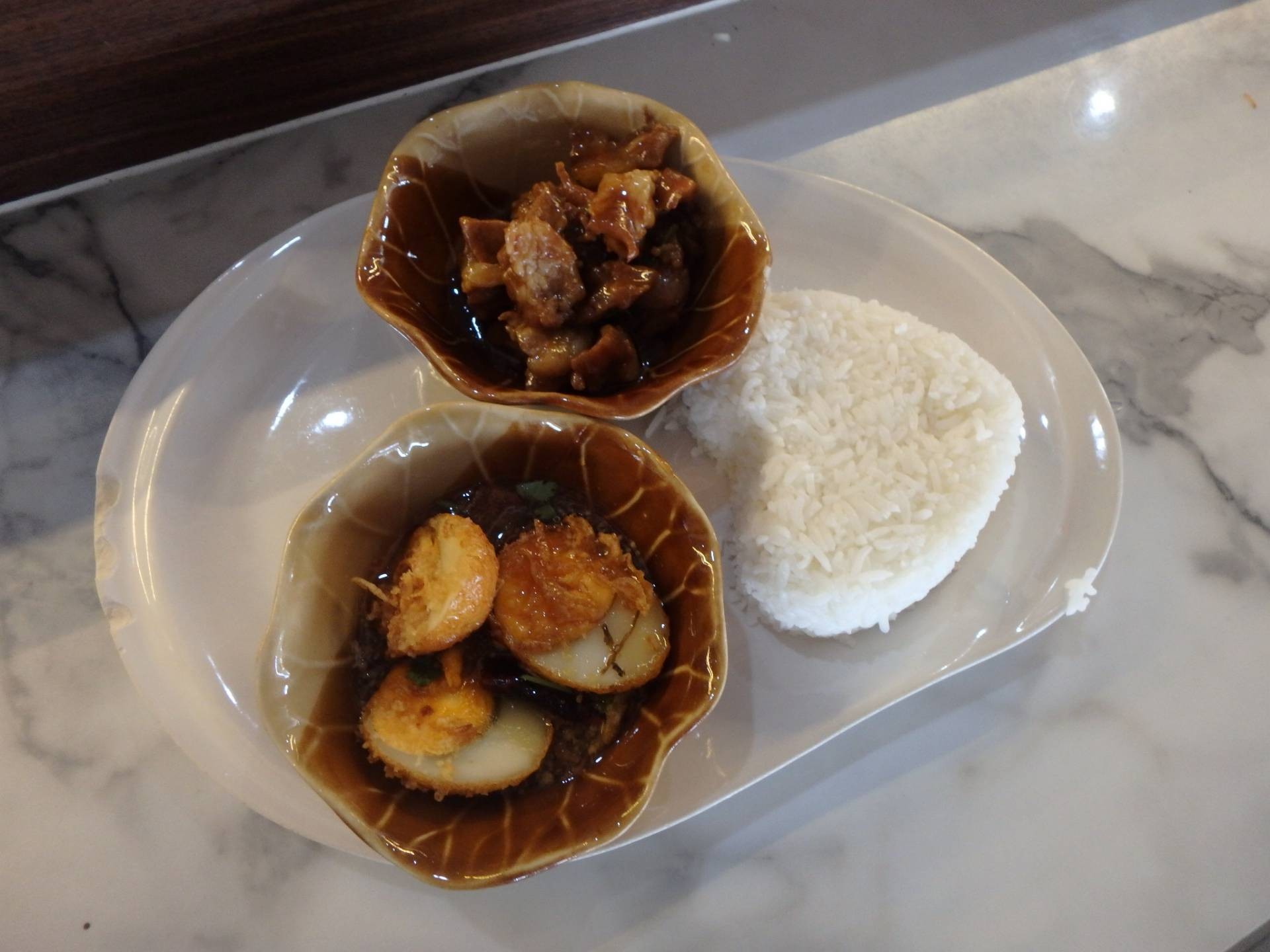 ข้าว + ไข่ลูกเขย + หมูหวาน • หมูหวานมีมันหมูเยอะมาก ร้าน ครัวบ้านขวัญ ...