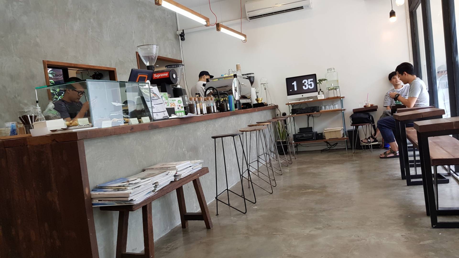 รีวิว One Two Two Coffee Bar Srinakarin. - ร้านกาแฟ specialty สไตล์ลอฟต์