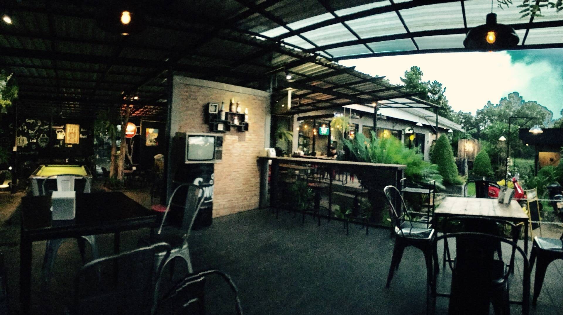 รีวิว Swig Bar & Restaurant - เป็นร้านสไตล์ loft บรรยากาศสบายๆชิลๆ มี ...