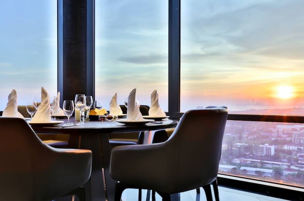 รีวิว Elementi Rooftop Grill & Bar - HOLIDAY INN & SUITES RAYONG