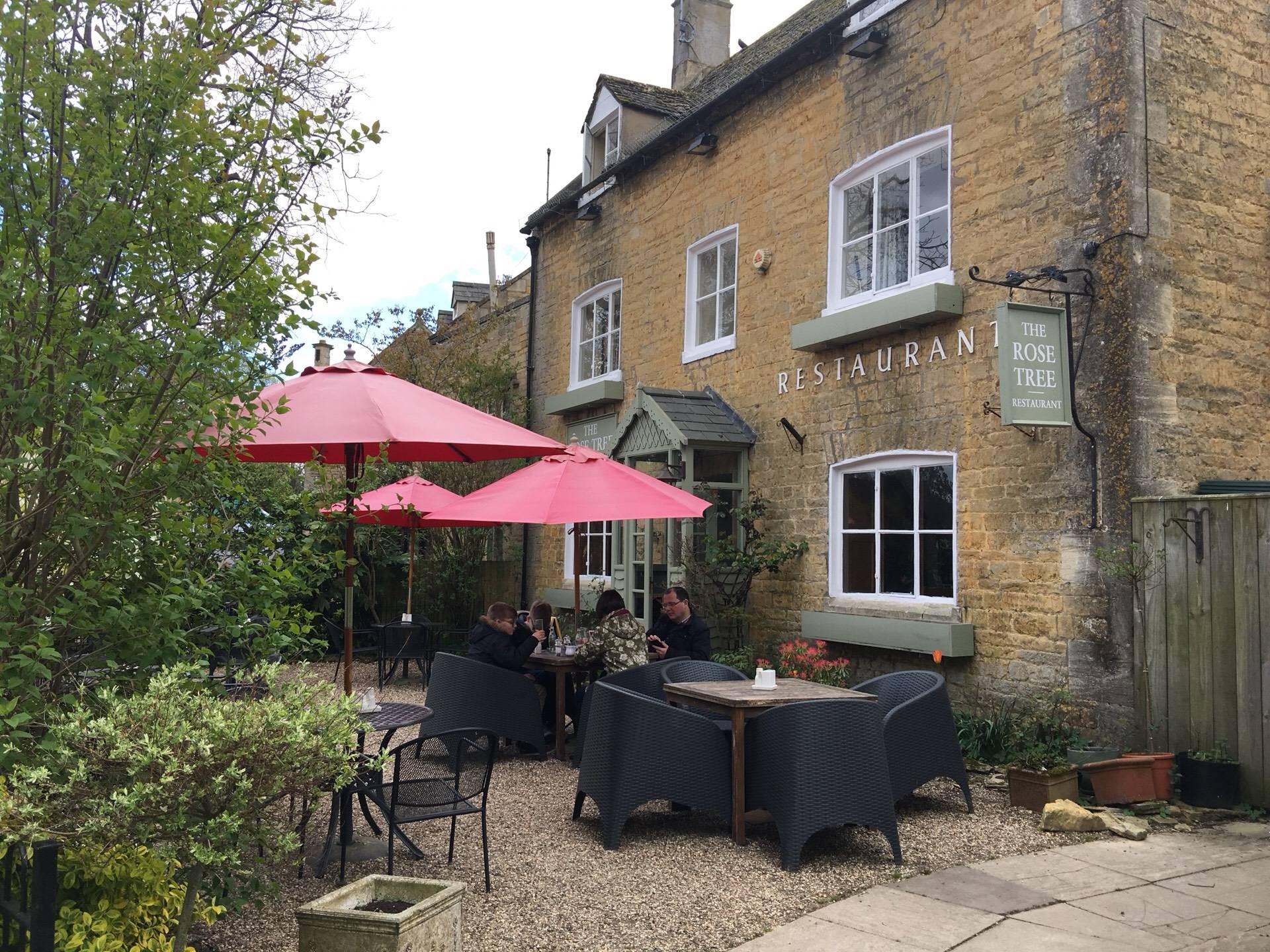 รีวิว Rose Tree Restaurant - ร้านอาหารบรรยากาศสบายๆสไตล์อังกฤษ