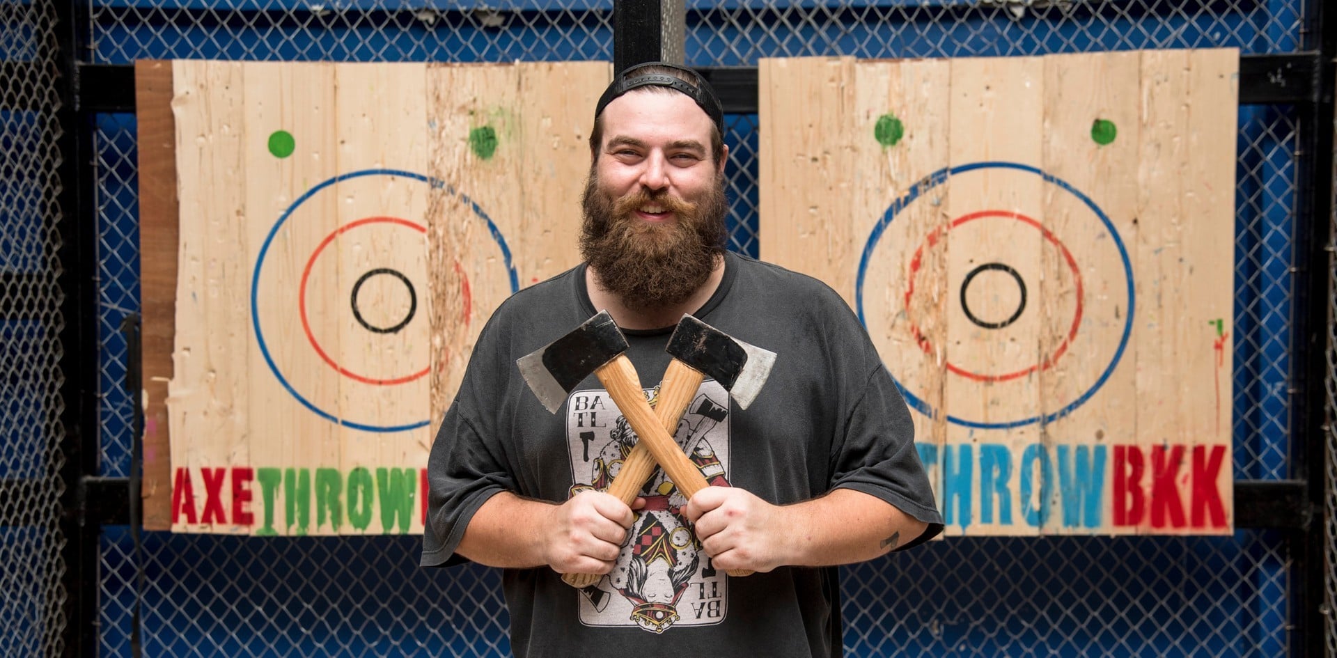 ขว้างขวานให้สะใจ! ผ่อนคลายเรื่องเครียดที่ “Golden Axe Throw Club”