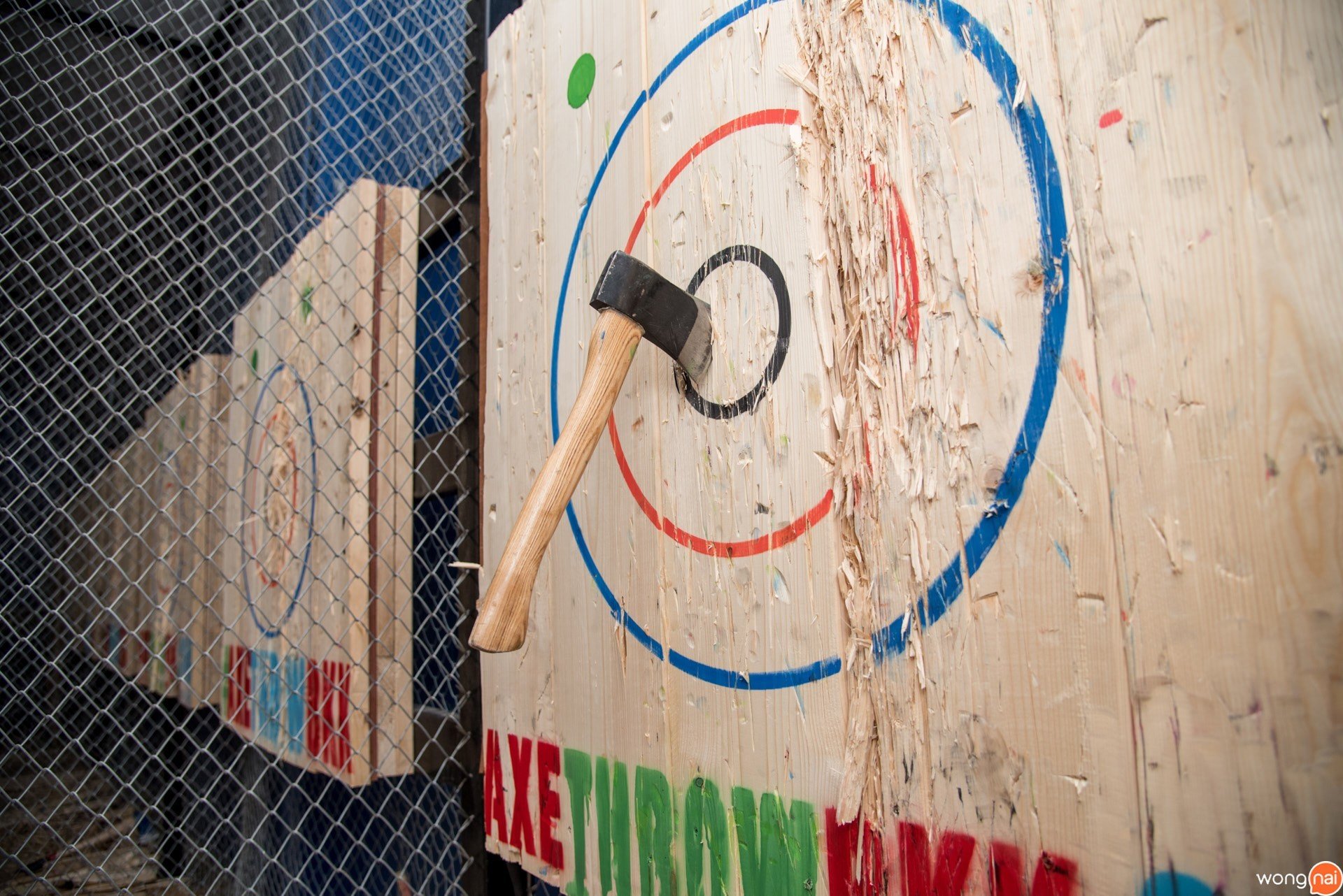 ขว้างขวานให้สะใจ! ผ่อนคลายเรื่องเครียดที่ “Golden Axe Throw Club”