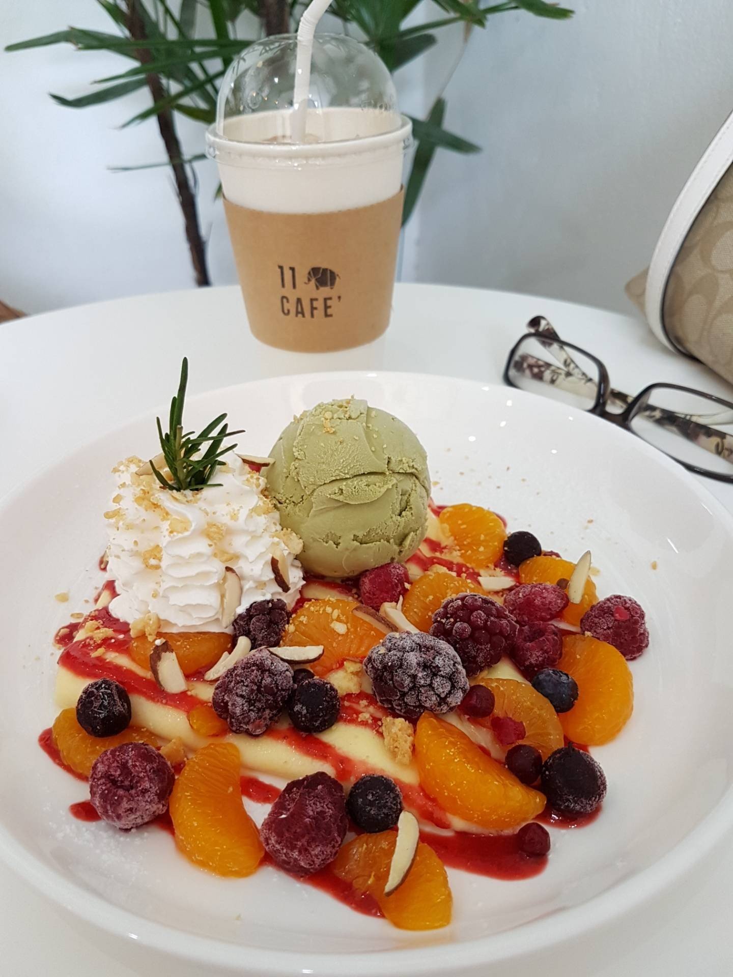 รีวิว 11 Elephants Cafe - คาเฟเล็กๆน่ารัก โทนสีขาว สบายตา - Wongnai