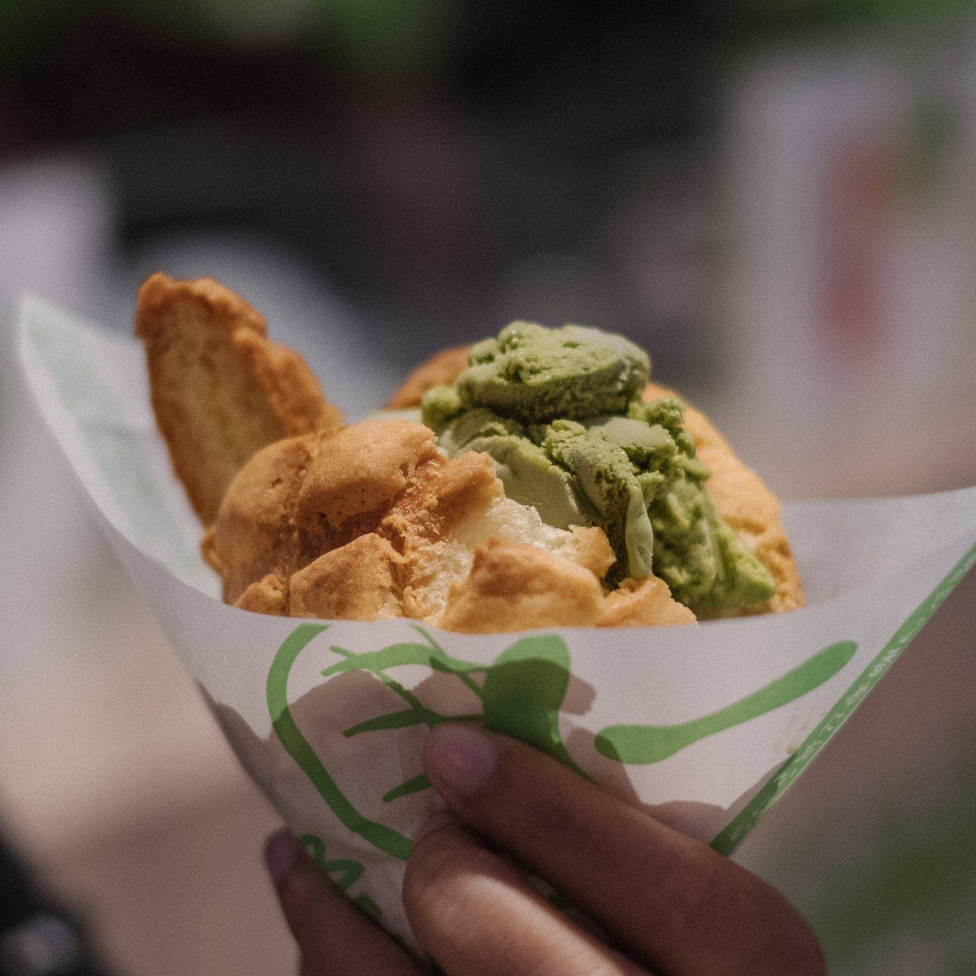 รีวิว Melonpan Ice Cream centralwOrld - ขนมปังกรอบนอกนุ่มในกับไอติมชาเขียว หอมๆ