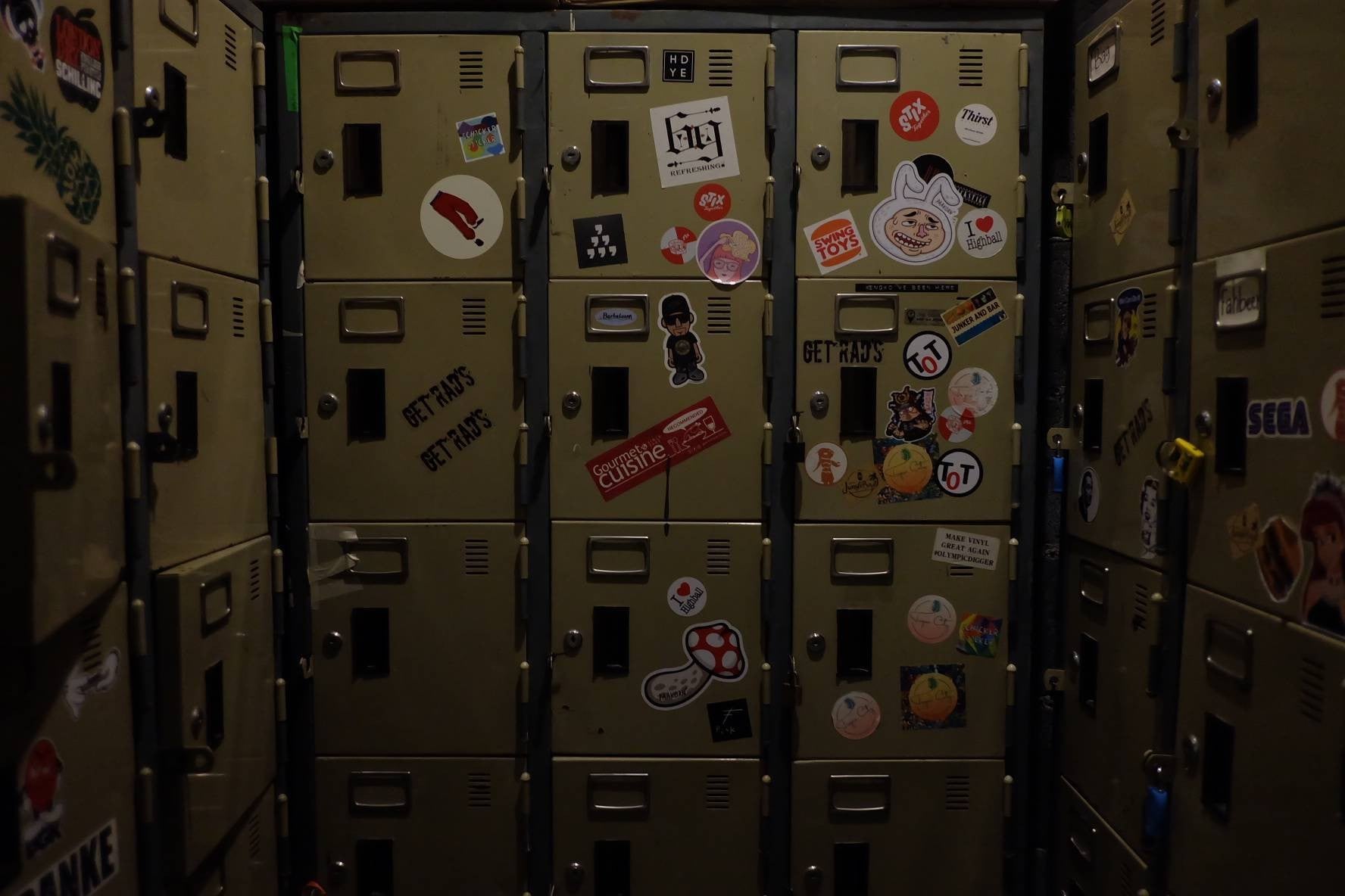 รูป Find The Locker Room