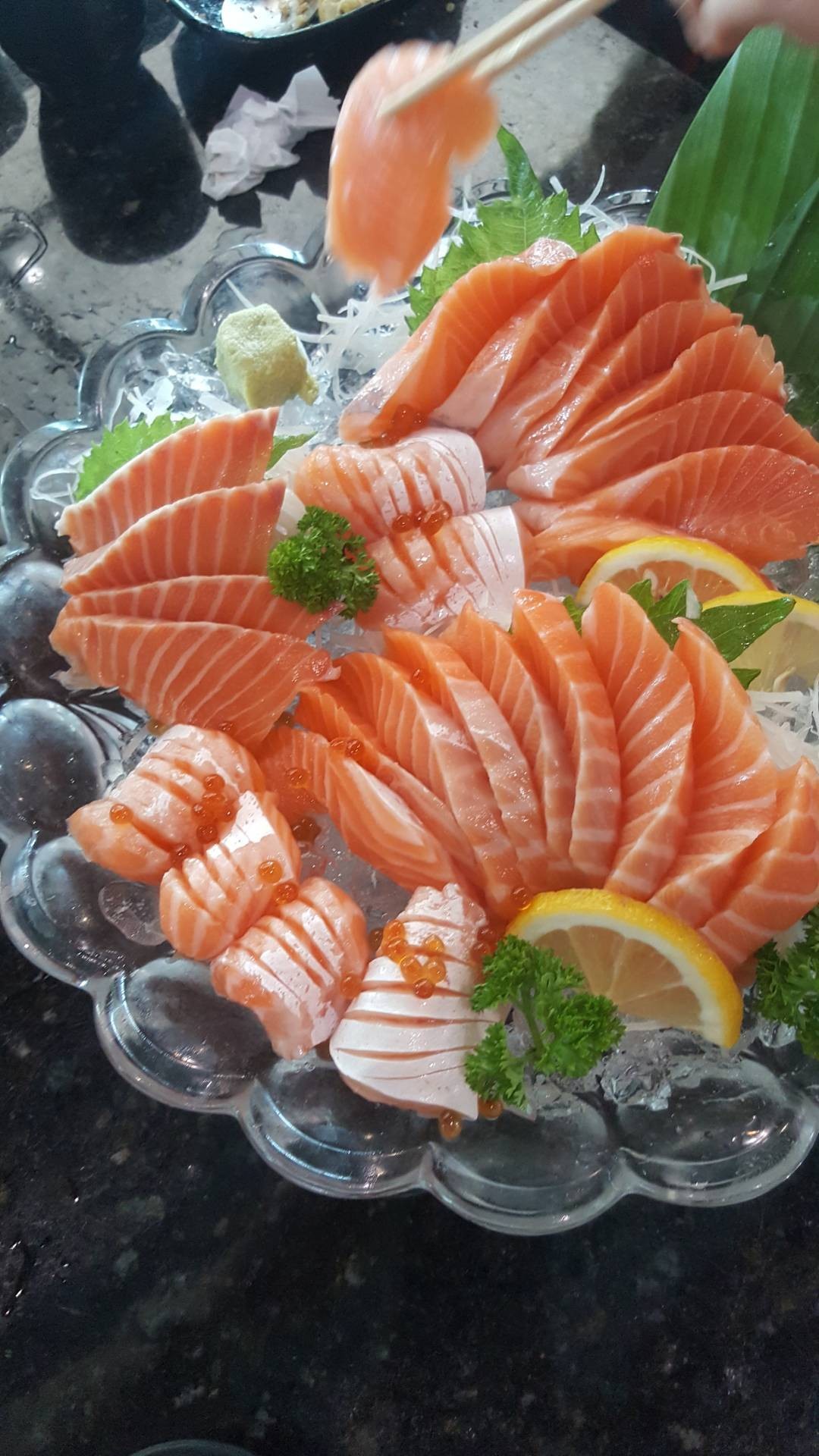 รีวิว Puffin Beer & Japanese Bistro - จุดเด่นคือแซลมอนซาซิมิ