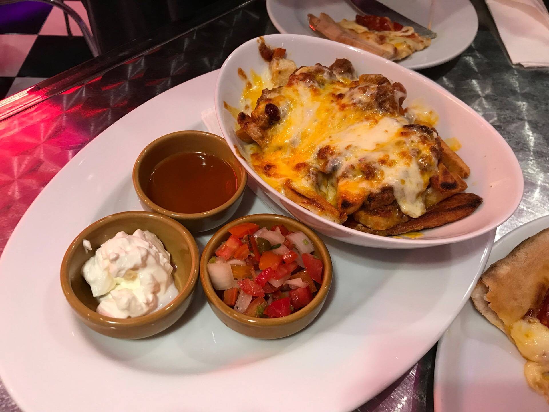 รีวิว V8 Diner สุขุมวิท11 - ร้านอาหารกำลังฮิตในหมู่วัยรุ่น