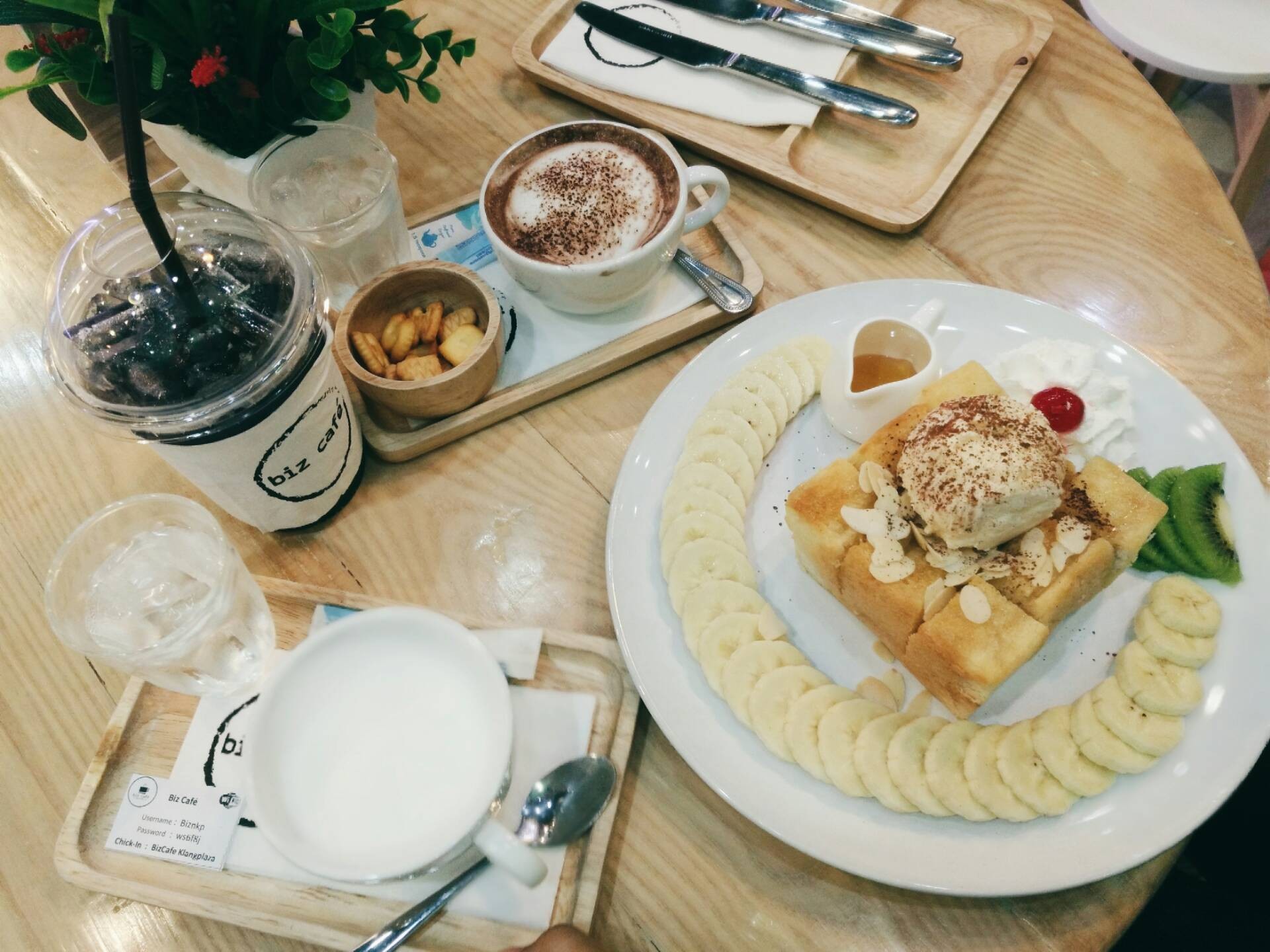 รีวิว Biz Cafe’ - ร้านสวย ของหวาน เครื่องดื่ม อร่อย ราคาไม่แพง
