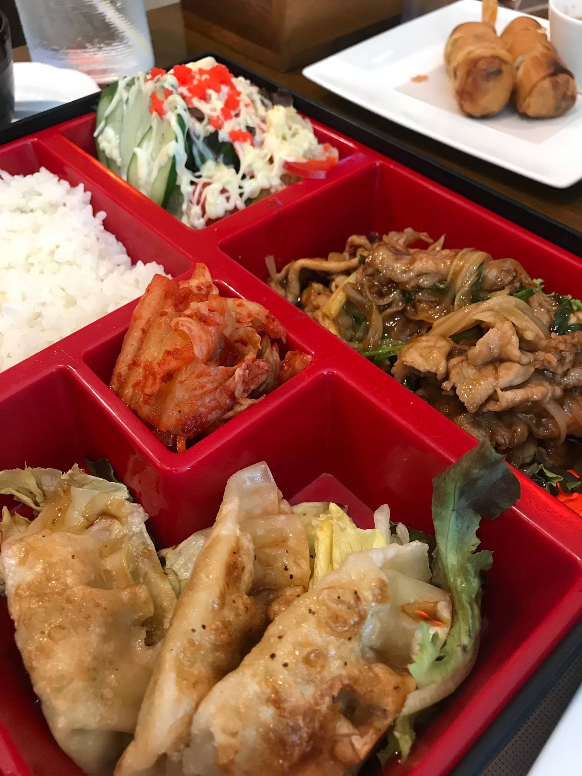 buta yakiniku bento • ให้เยอะมากค่ะ มีเกี๊ยวซ่าด้วย ตอนนี้มีโปรลด 30% ...