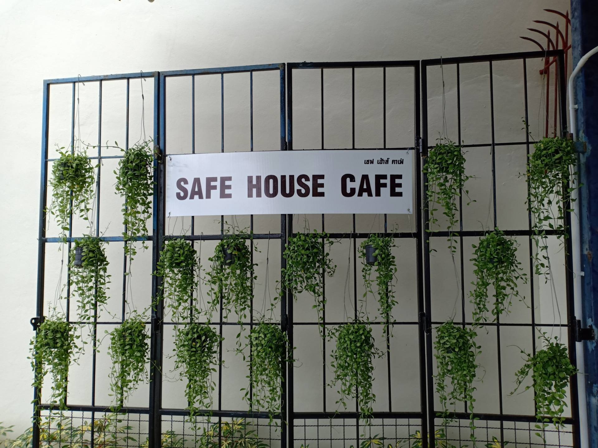 รีวิว Safe House Cafe : The Hideaway Theory - ร้านน่านั่งมีเวิร์คสเปชบริการ