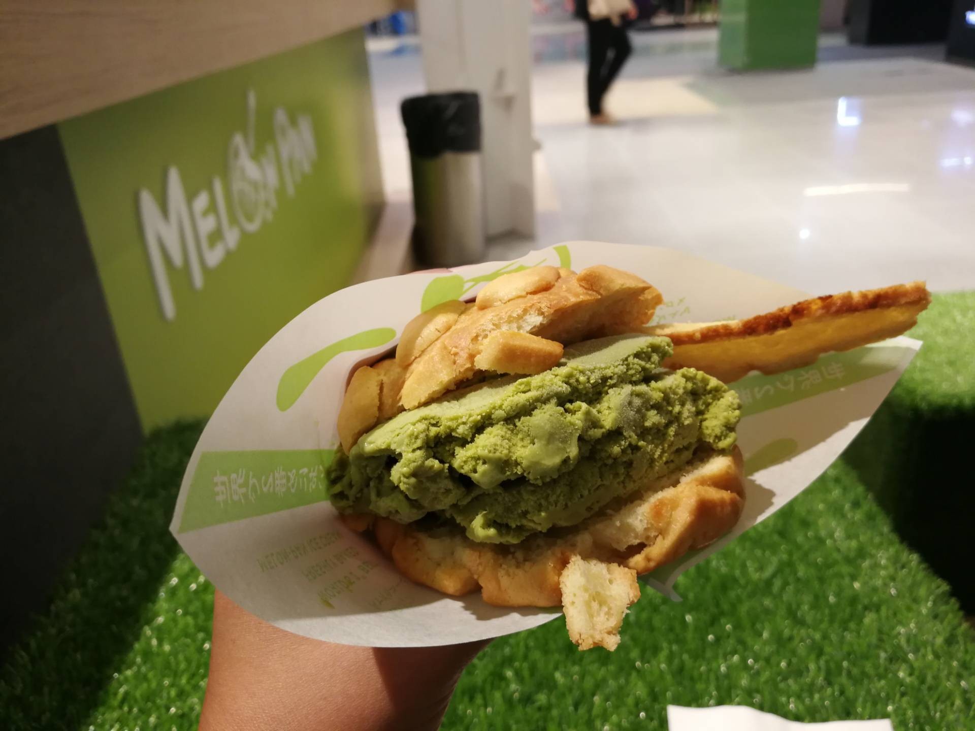 รีวิว Melonpan Ice Cream centralwOrld - Melon Pan ขนมปังกึ่งบิสกิต กรอบนอกนุ่มใน หอมเนย หวานนิดๆ ...
