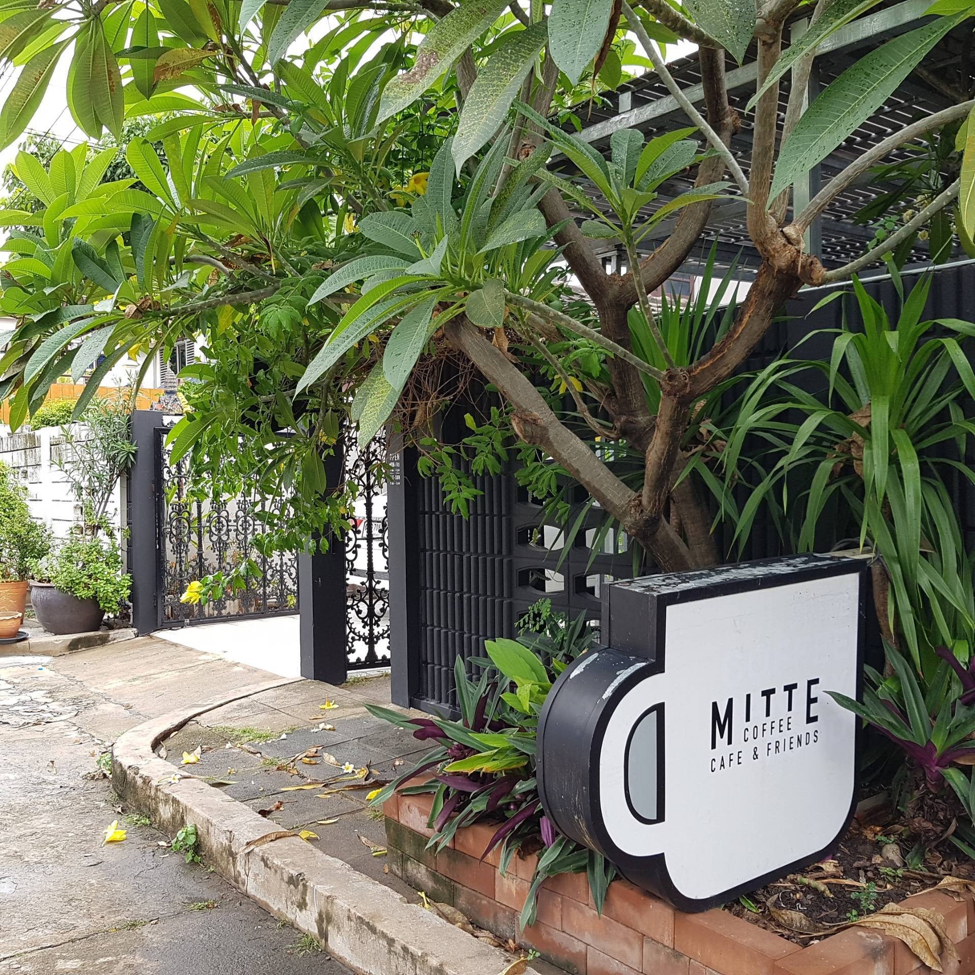 รีวิว Mitte Coffee, Cafe & Friends หมู่บ้านเมืองทองธานีโครงการ 4 - ลาเต ...
