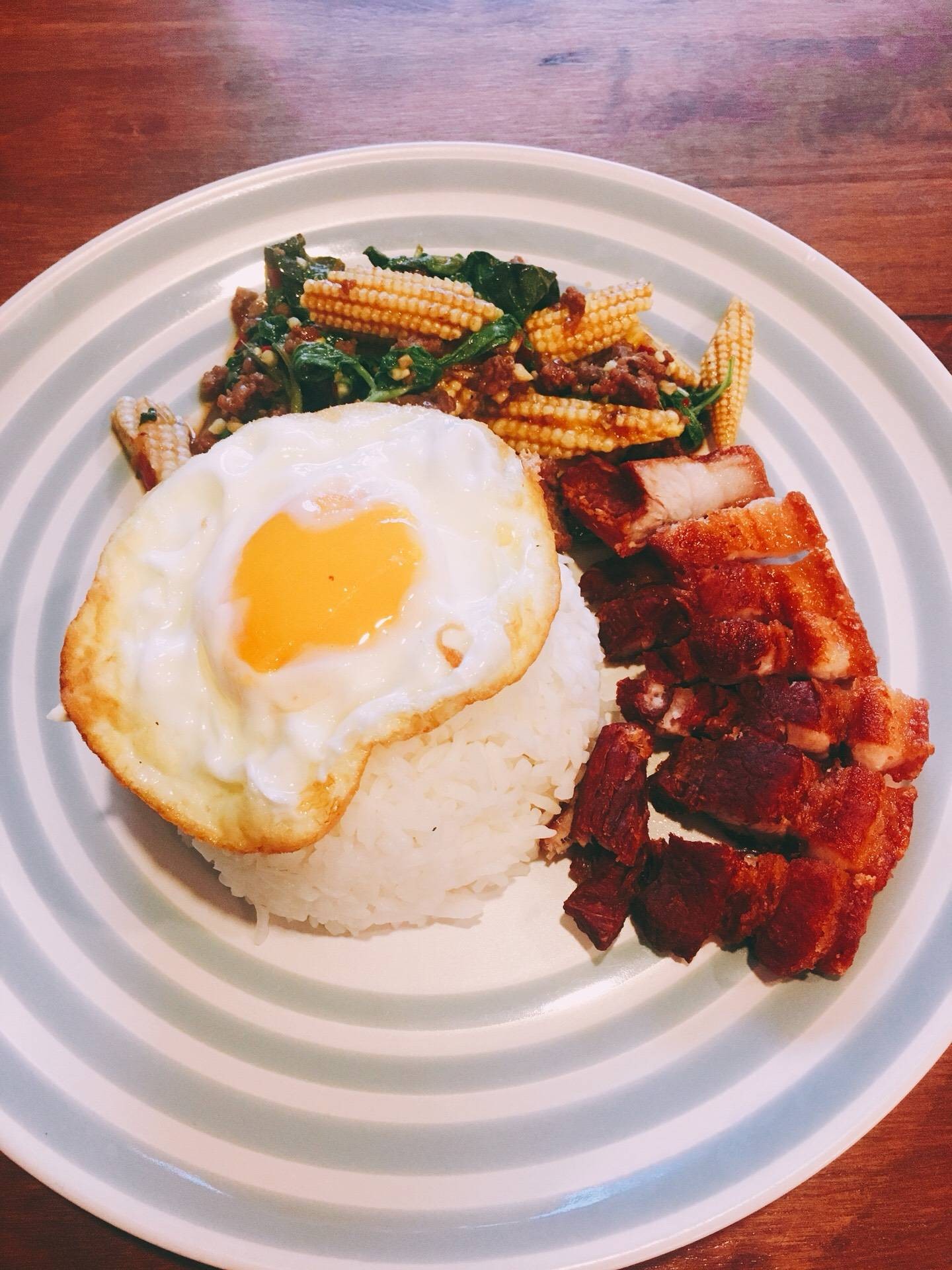 รีวิว EAT MORE - I recommend a spacial manu for every month and Khao mu ...