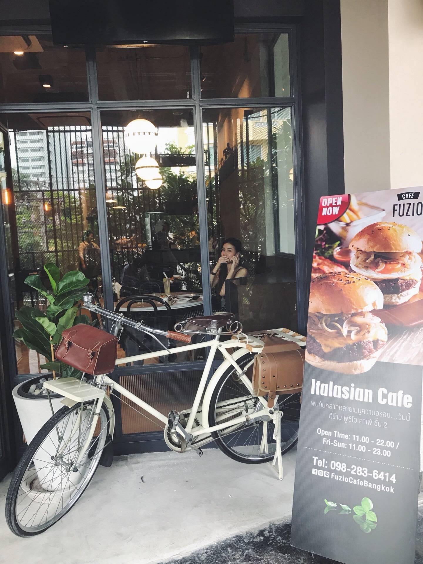 รีวิว Fuzio Café เจ อเวนิว - Fancy but burger so so