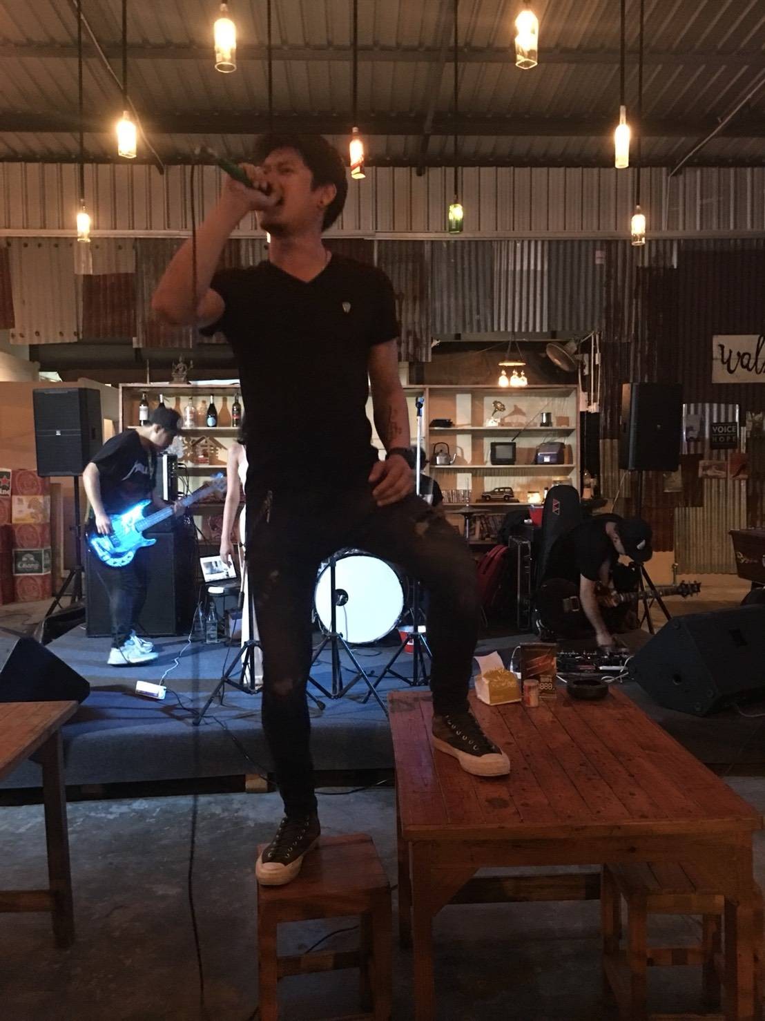 รูป WALK IN BAR AND RESTAURANT - Wongnai