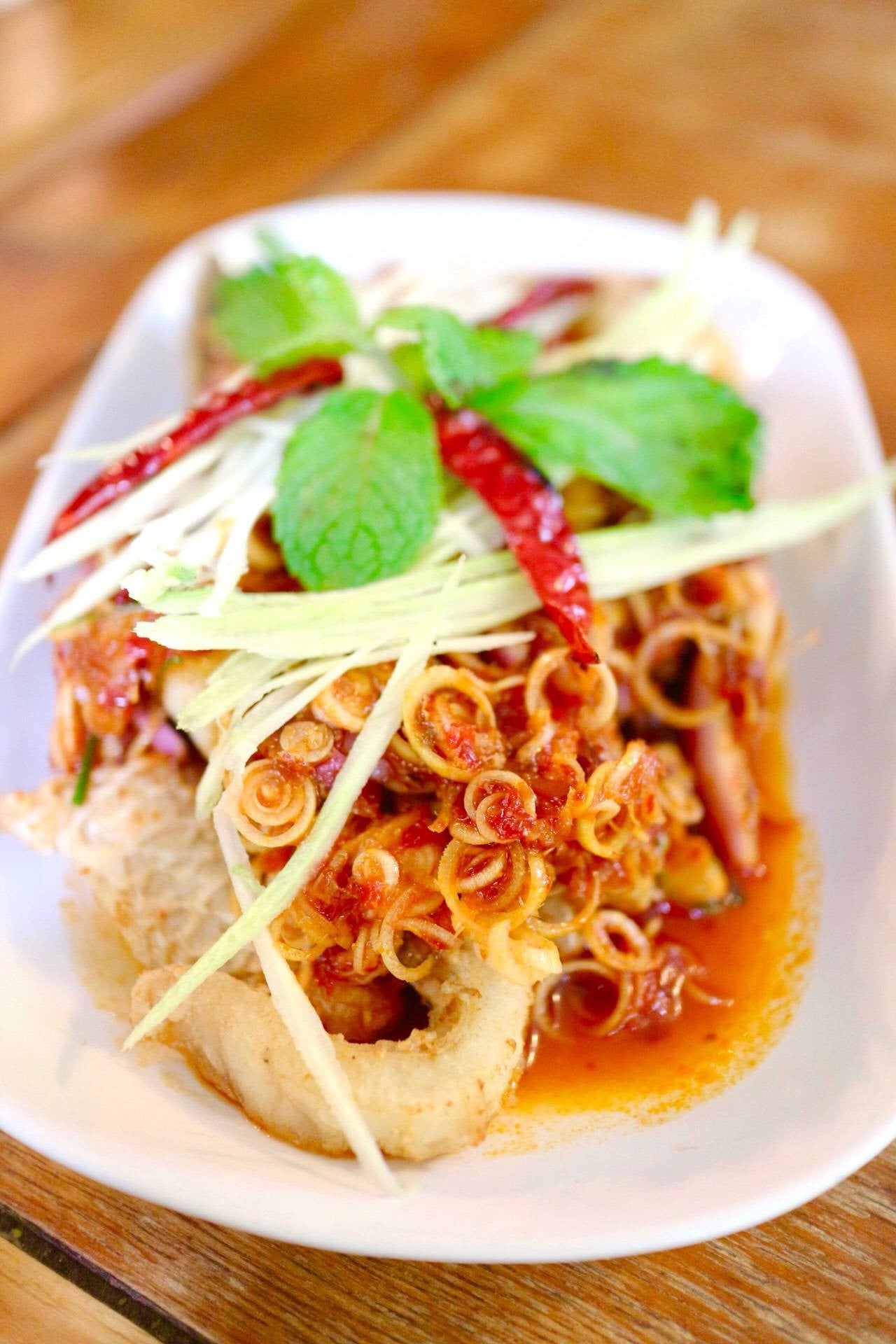 พล่าปลากระพงทอด ร้าน Smith & Rabbit
