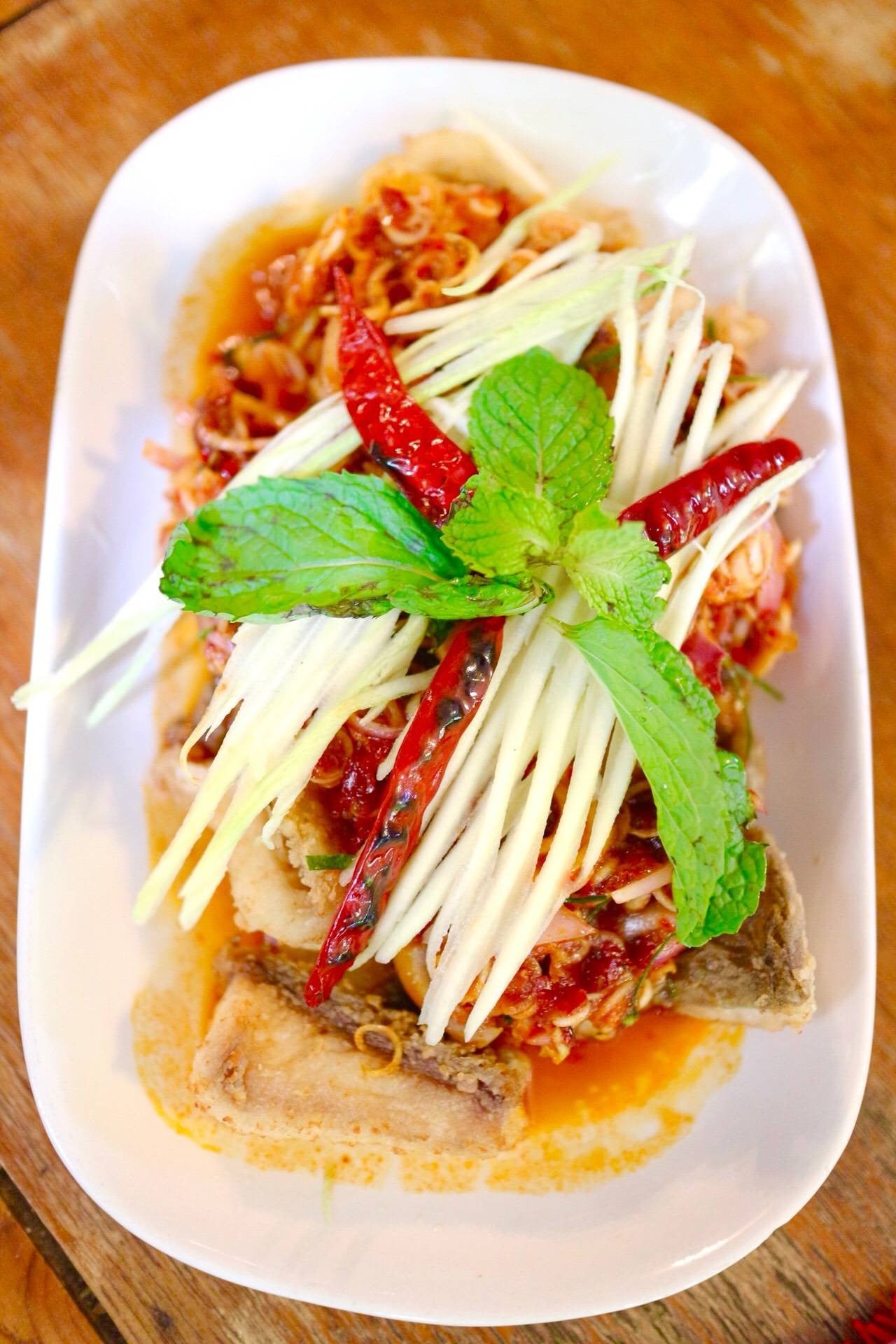พล่าปลากระพงทอด ร้าน Smith & Rabbit