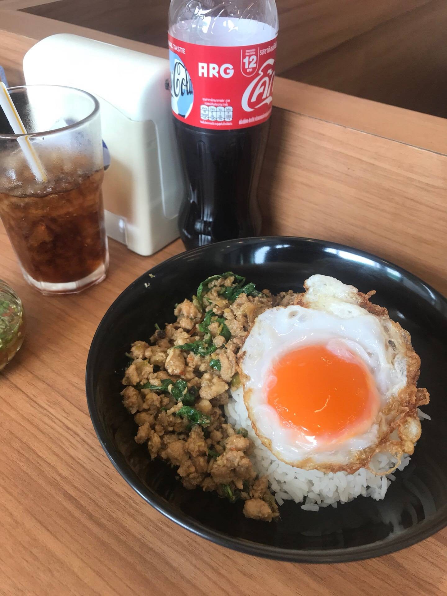 รีวิว Moomgapao ปั๊ม PT บางบอน - สั่งข้าวกะเพราหมูสับจัมโบ้พร้อมไข่เป็ด. ยกมาเสริฟ์ปุ๊บ แว๊บแรก ...