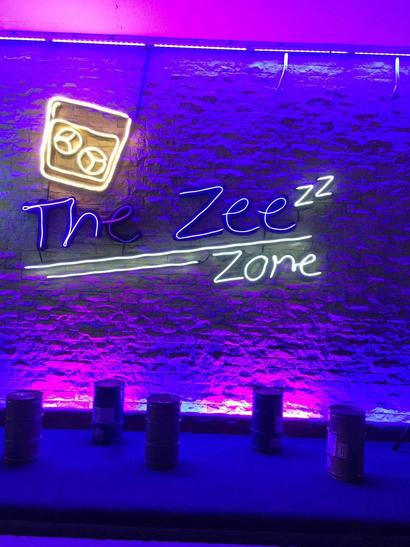 รีวิว The Zee’zz Zone - เพลงสนุก น้องๆน่ารัก อาหารอร่อย บรรยากาศเริ่ด ...