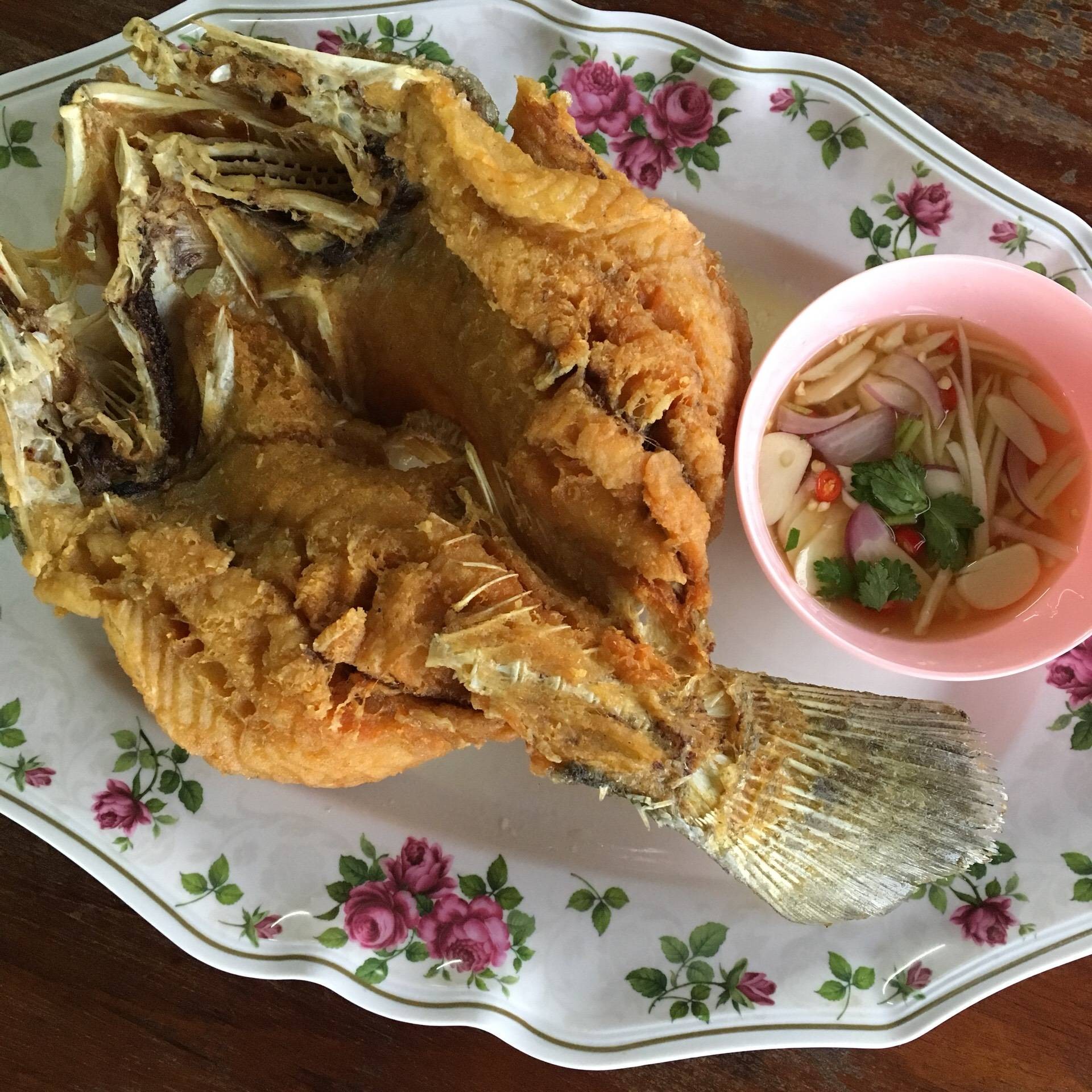 ปลากะพงทอดน้ำปลา ร้าน ครัวลุงแถม - Wongnai