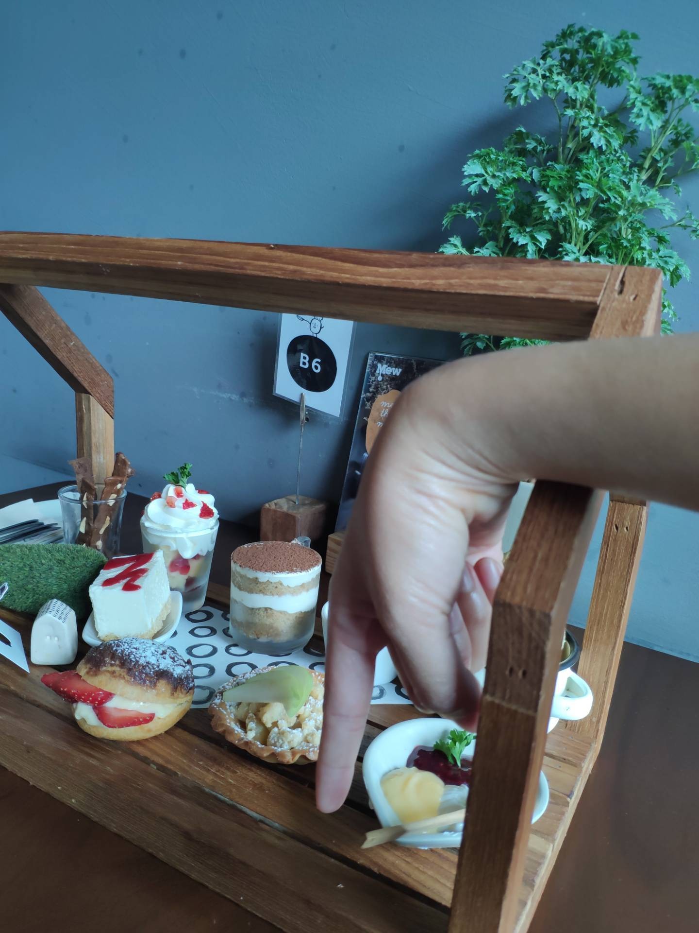 Mrs. Mew Tea Set • อะเทียบกะนิ้ว ชิ้นไม่ใหญ่เลย กิน2 คนแบ่งกันชิมคนละคำ ...