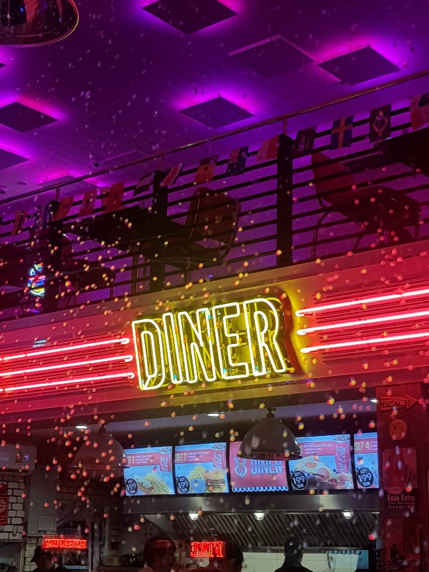 รีวิว V8 Diner สุขุมวิท11 - ร้านสวย เหมาะกับการถ่ายรูปมากกกก