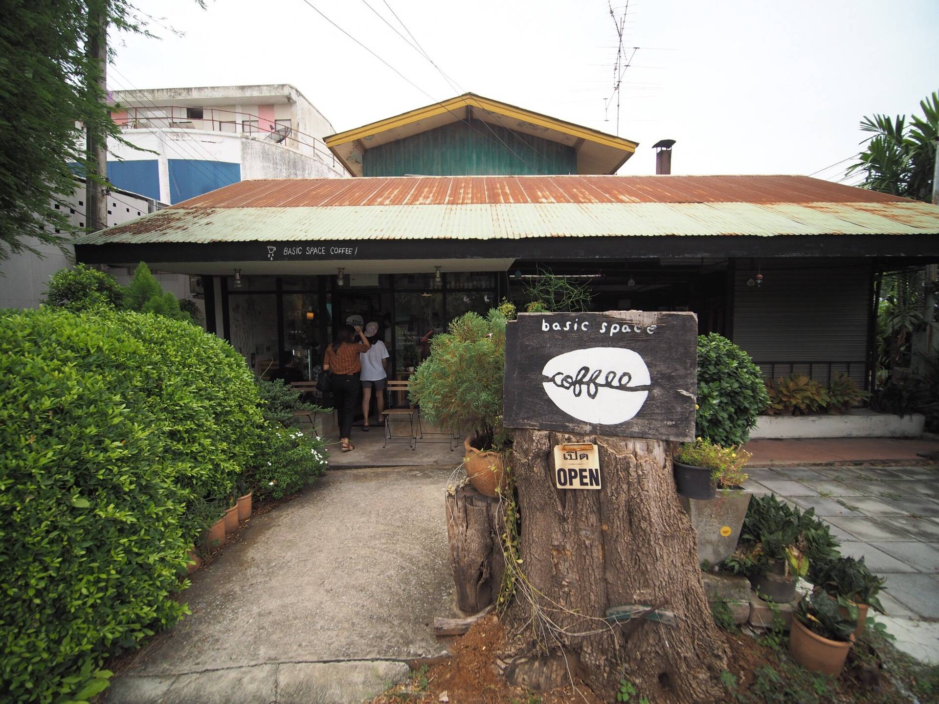 รีวิว Basic Space Coffee - ร้านกาแฟเล็กๆตรงหัวมุม อร่อยๆ