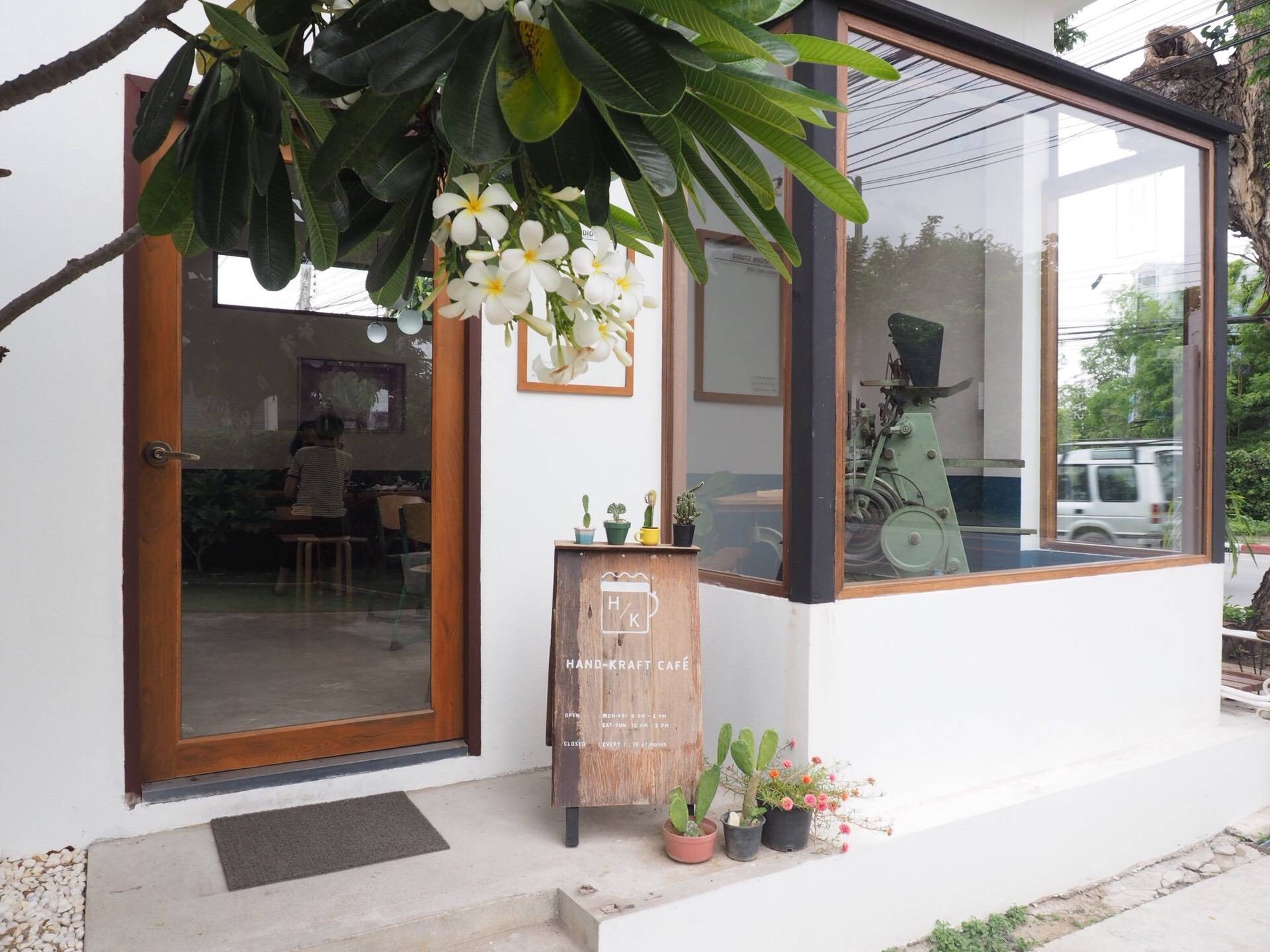 รีวิว Hand-kraft Cafe - ร้านกาแฟเล็กๆสไตล์มินิมอลที่คอกาแฟหลายคนต่างบอก ...
